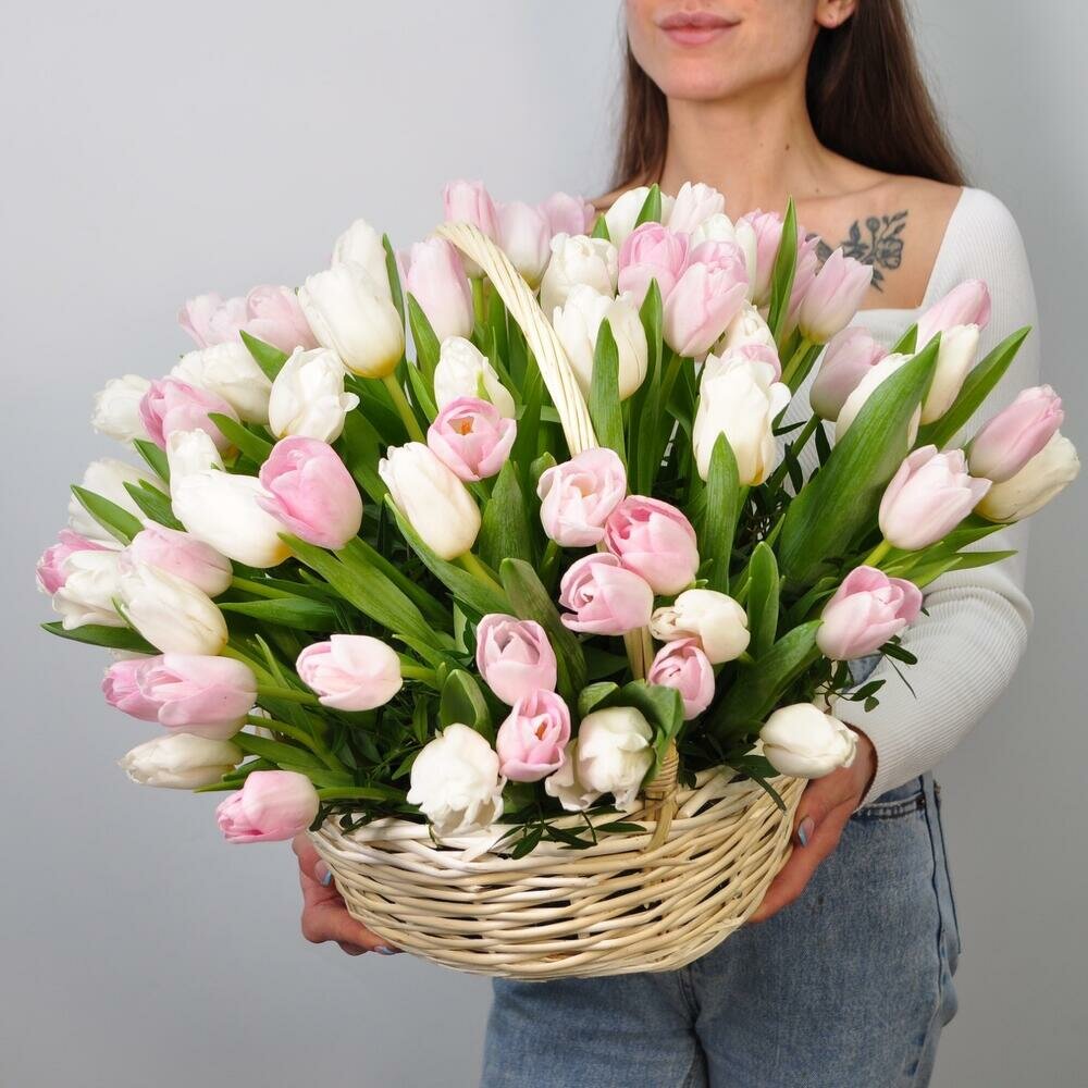Букет "Королевство Праздника", тюльпаны, в корзине, M, 81 цветок, белый, розовый