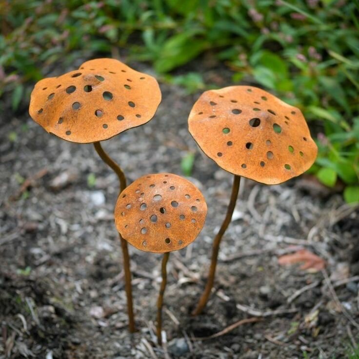 Кованая садовая фигура металлическая без покраски грибочек с отверстиями
