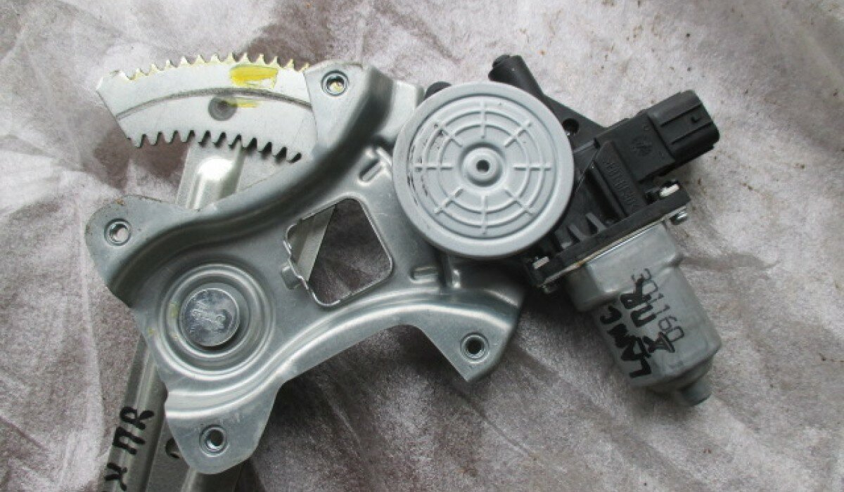 Моторчик стеклоподъемника Lancer (CX,CY) Mitsubishi