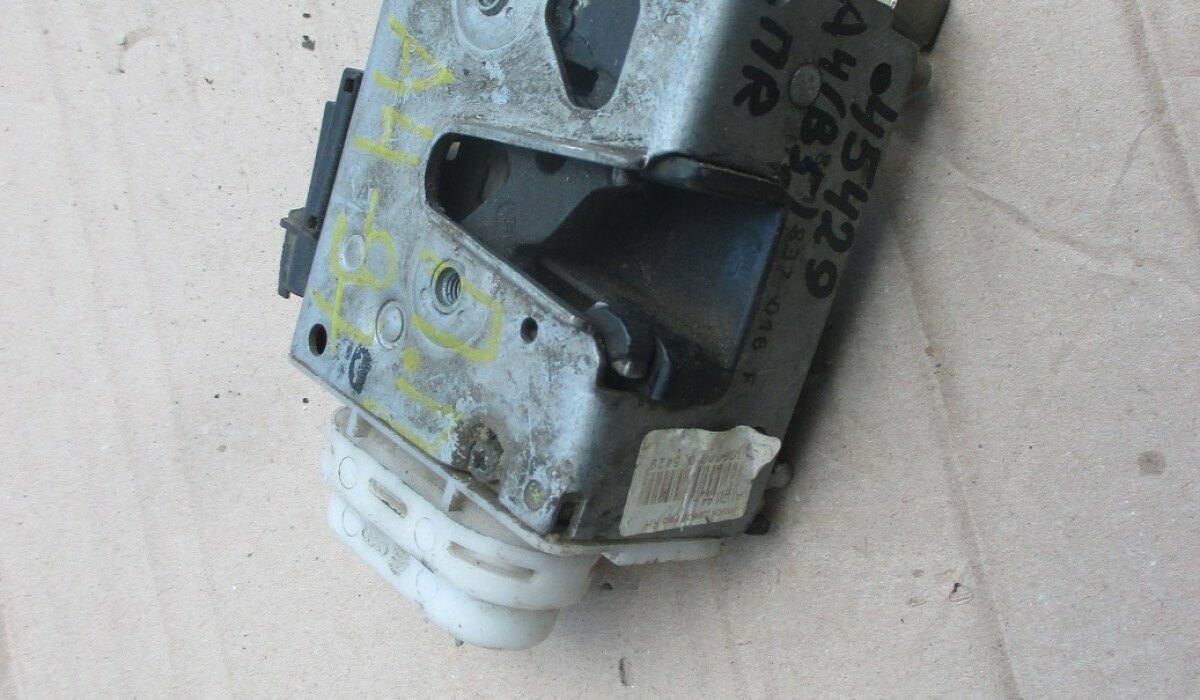 Замок двери передней правой A4 (B5) Audi 8D0837016F