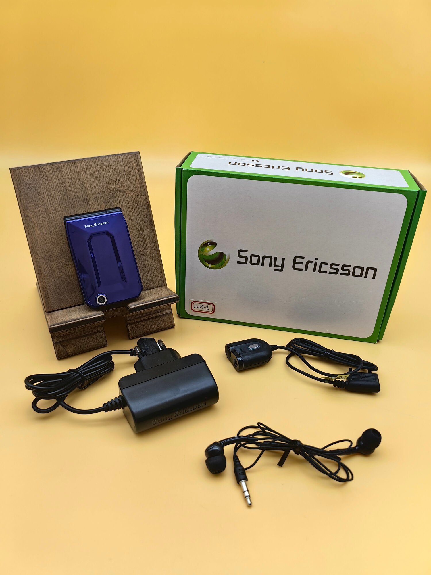 Мобильный кнопочный телефон раскладушка Sony Ericsson Jalou (F100), Фиолетовый