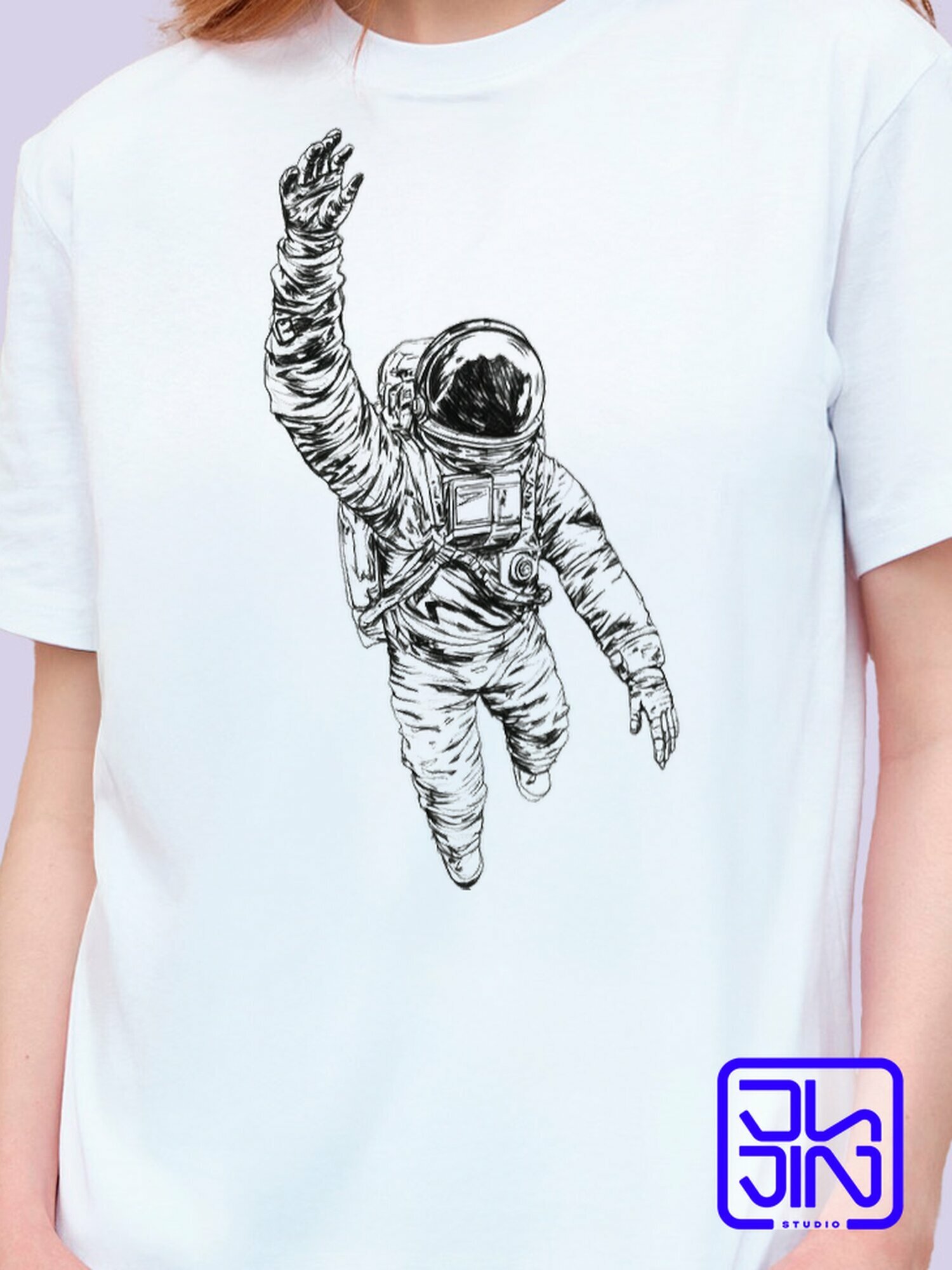 Футболка классическая женская с авторским принтом Астронавт в крутом белом скафандре, черно белая космическая иллюстрация, белый хлопковый трикотаж с прикольным рисунком на груди