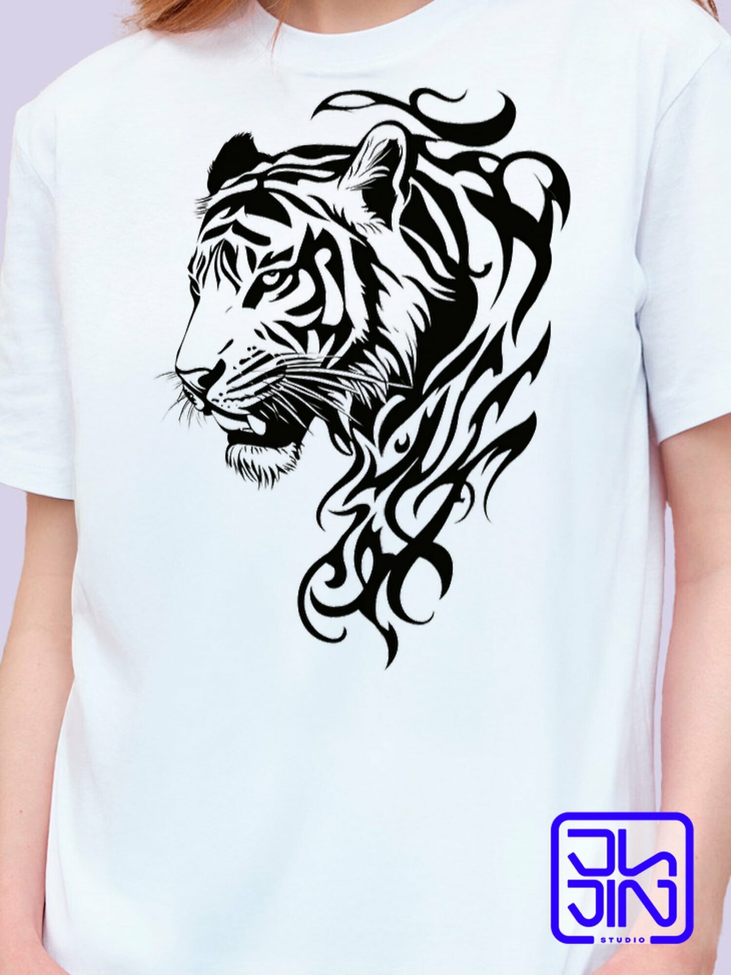 Футболка классическая женская с авторским принтом Черно-белый этнический силуэт тигра с агрессивными тату узорами, белый хлопковый трикотаж с прикольным рисунком на груди
