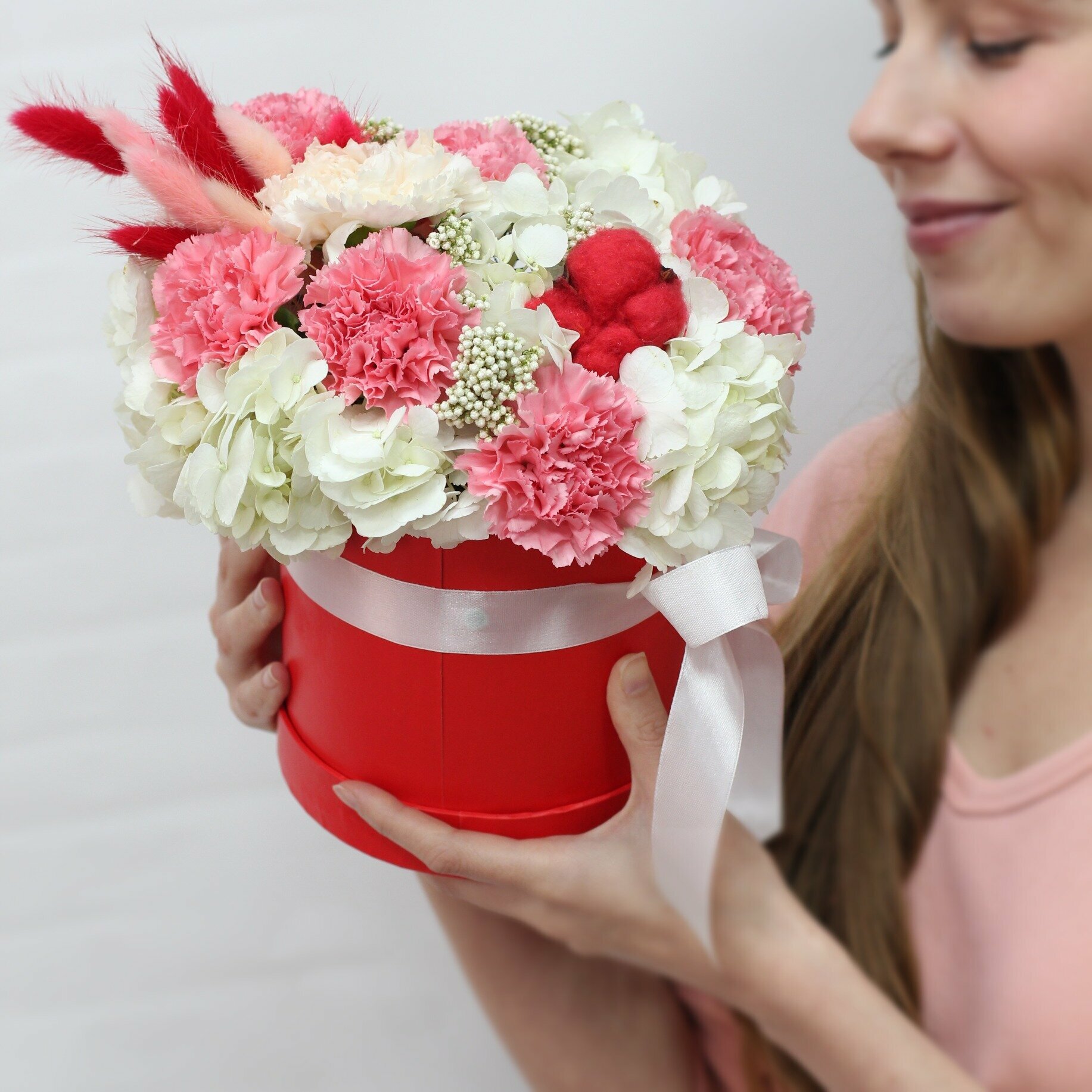 Композиция с гортензией, диантусом, лагурусом и озотамнусом в шляпной коробке.