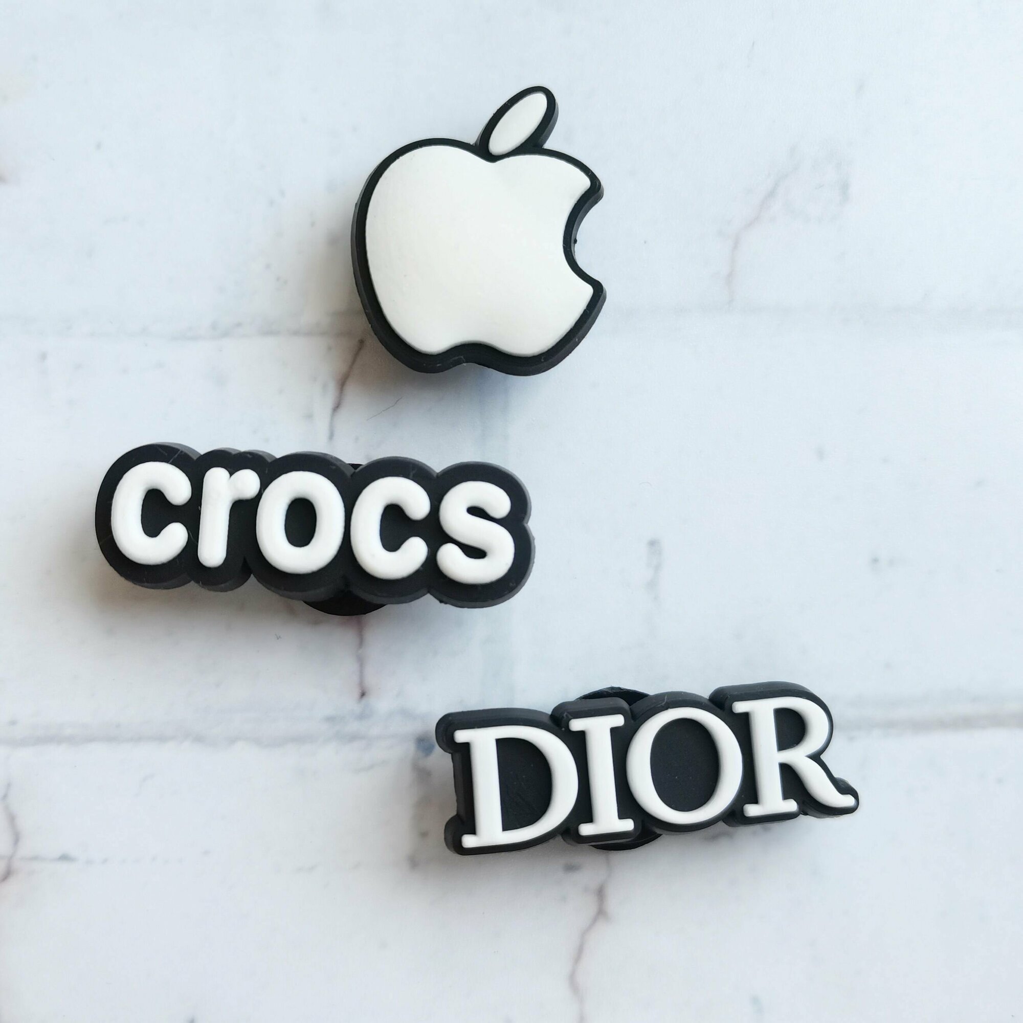 Джибитсы для crocs белые яблоко надписи женские — фото 1