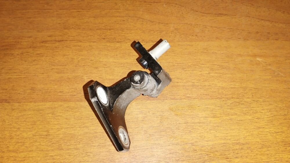 1K0831402M Петля двери передней правой верхняя VAG 1K0831402M