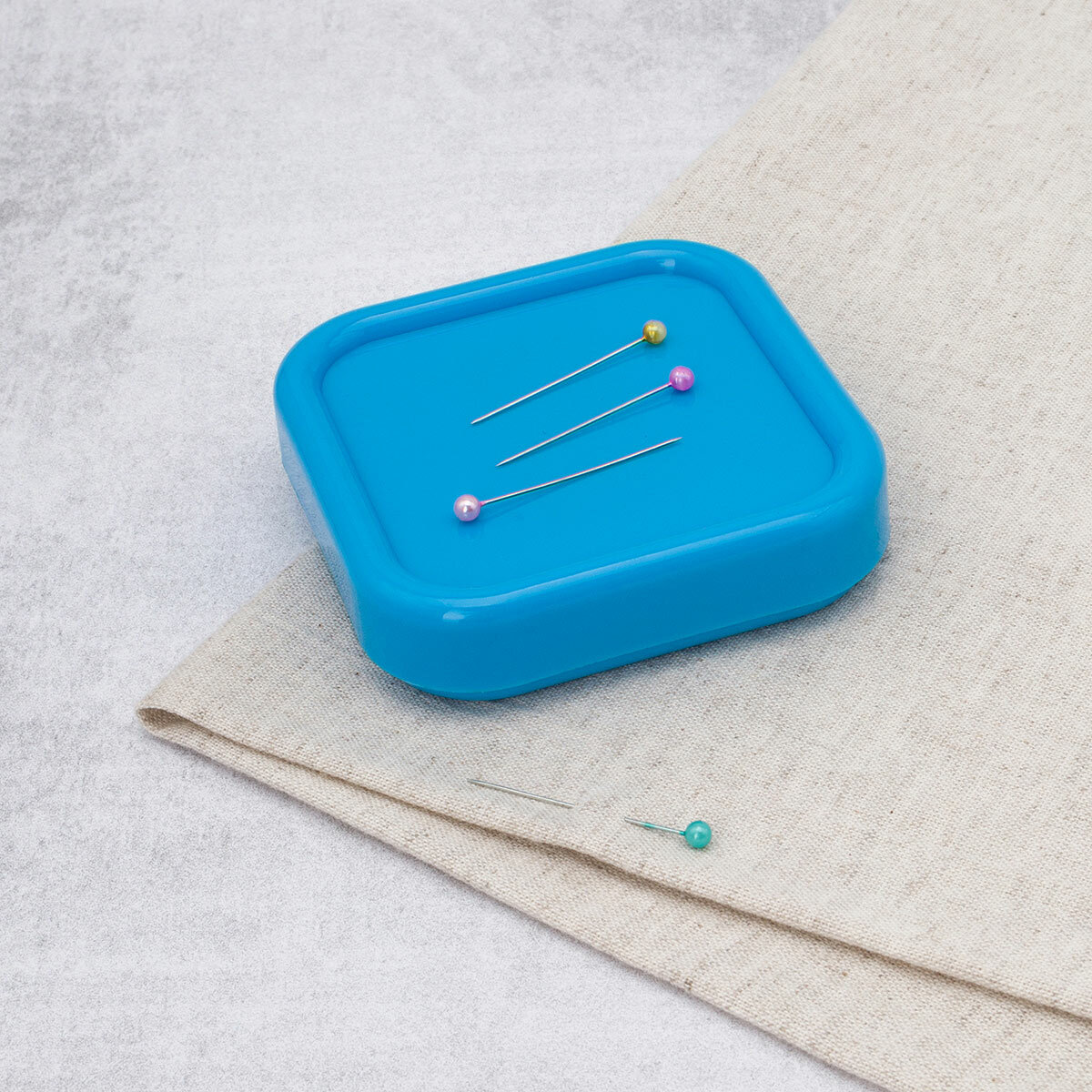 Игольница магнитная квадратная 4AL-139, размер 8,3 х 8,3 х 2см, цвет голубой