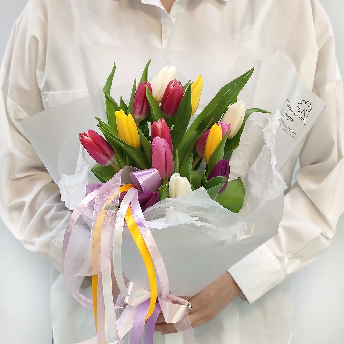 15 разноцветных тюльпанов от флористического салона Талисман флора