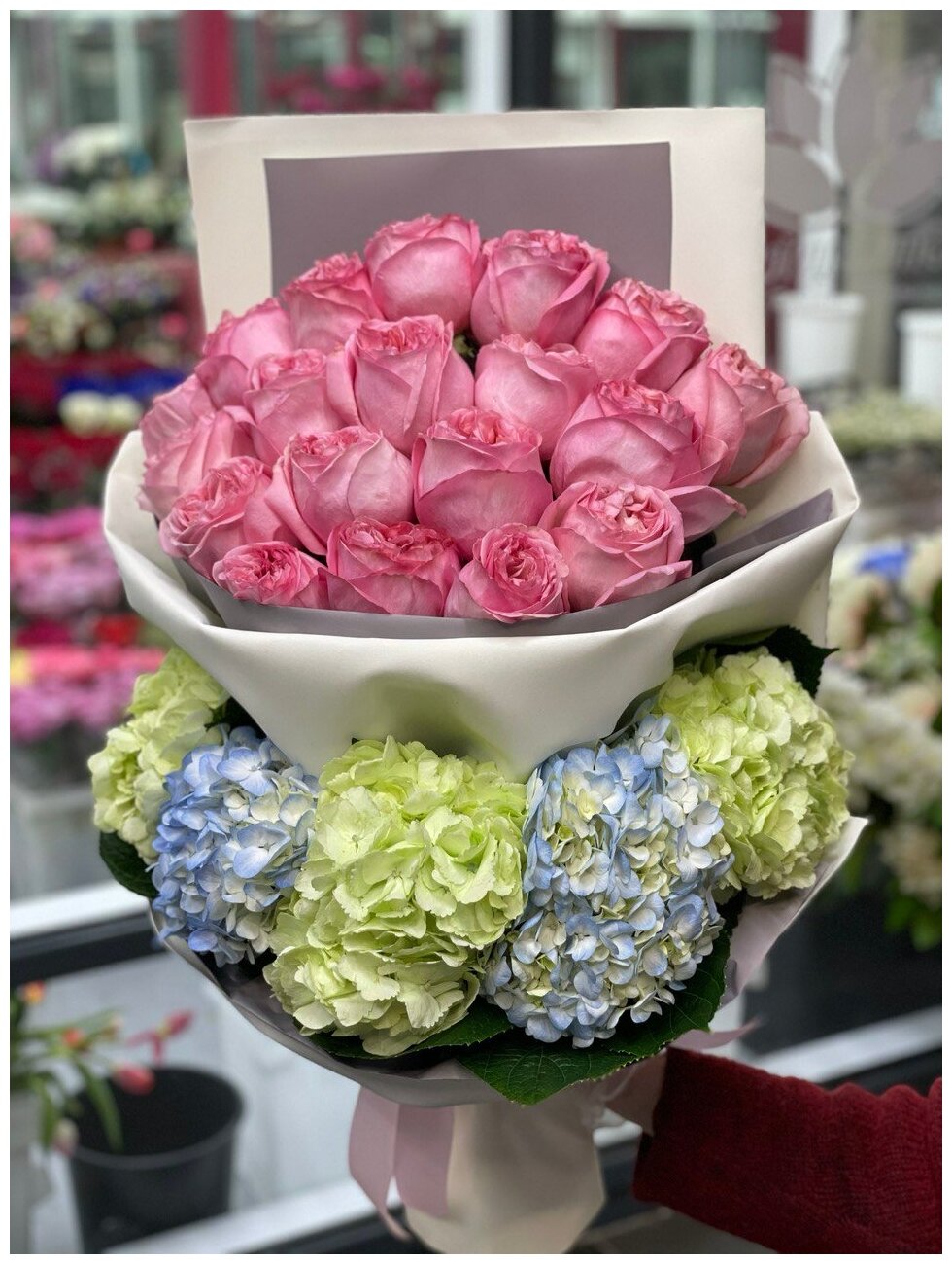 Букет wowflo "Вопреки канонам", высота 60см, 29 роз и гортензий, оберточная бумага