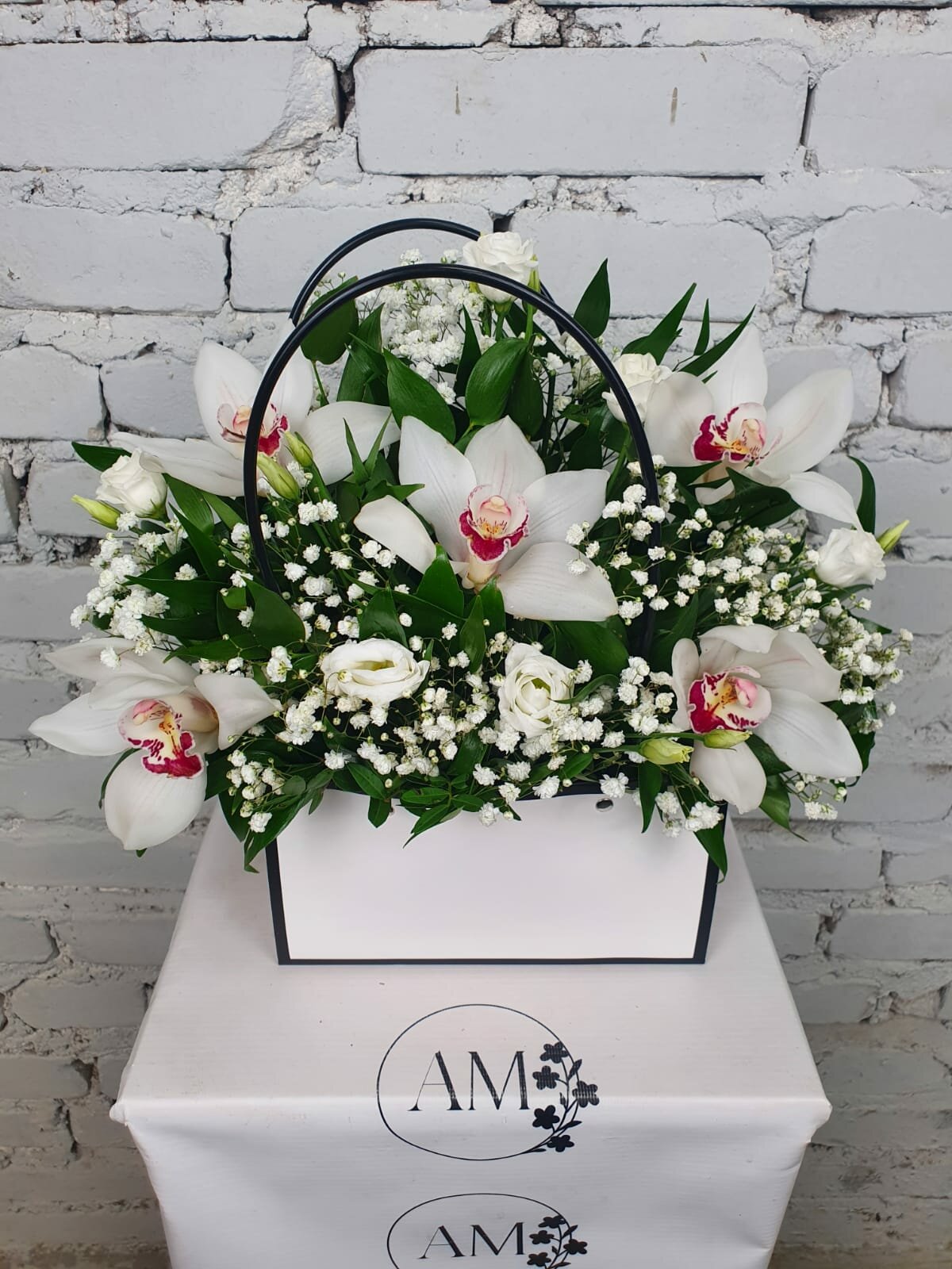 Композиция из орхидей "Белые ночи"