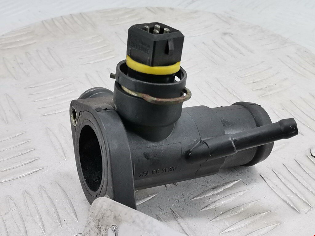 Фланец (штуцер системы охлаждения тройник) Volkswagen Golf 3 028121132A арт. 1591366