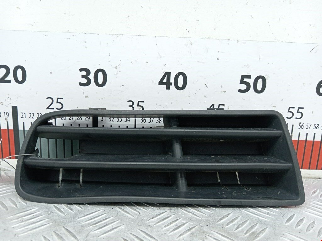 Решетка (заглушка) в бампер левая Volkswagen Golf 4 1J0853665B арт. 2050991