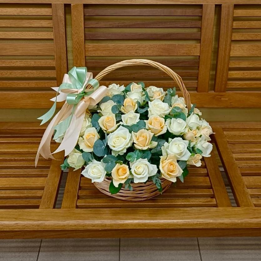 Корзина живых цветов с эвкалиптом 55 шт. "Цветущая соната", сорта - Аваланж, Пич Аваланж