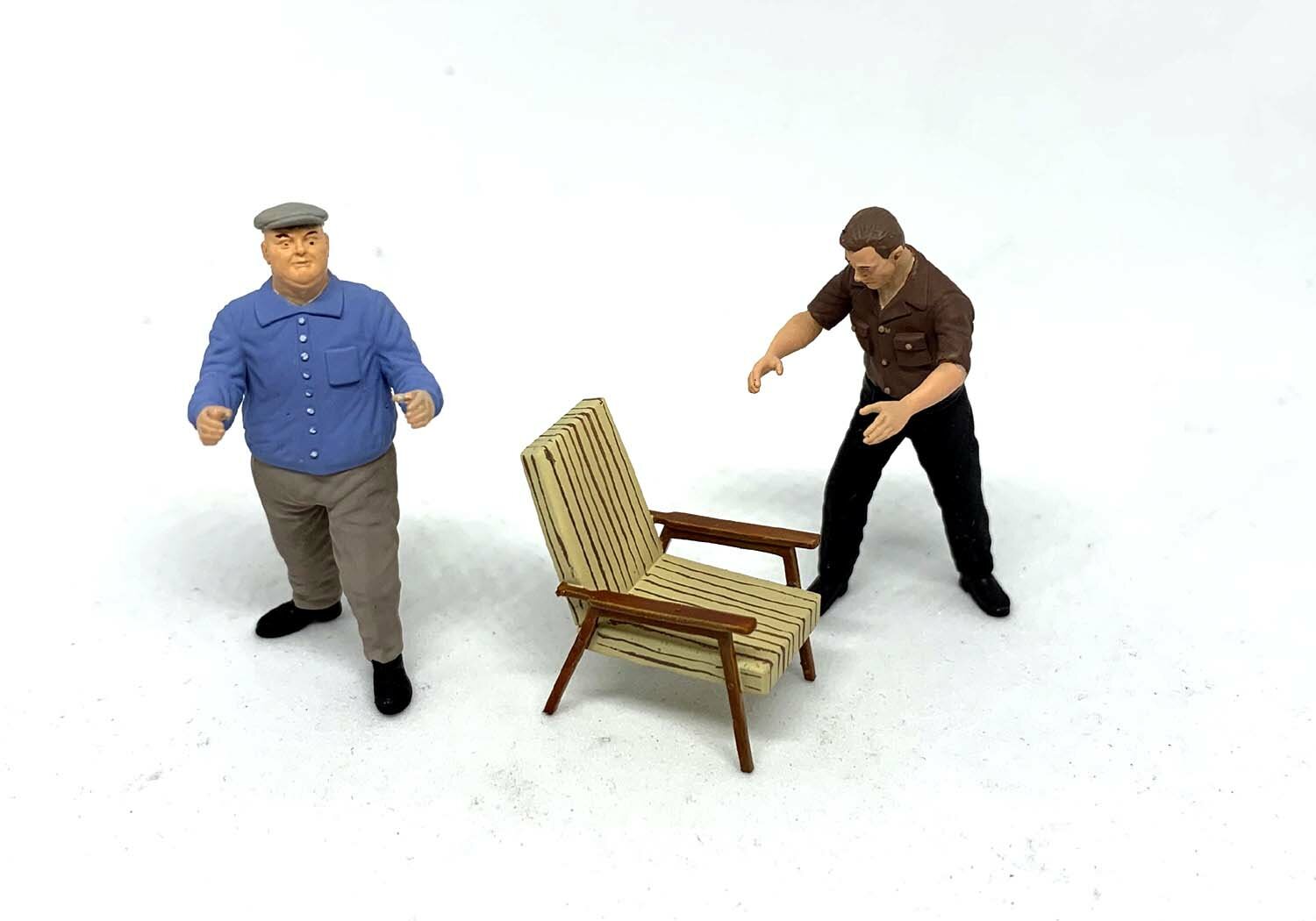 Два грузчика и кресло модель в масштабе 1:43