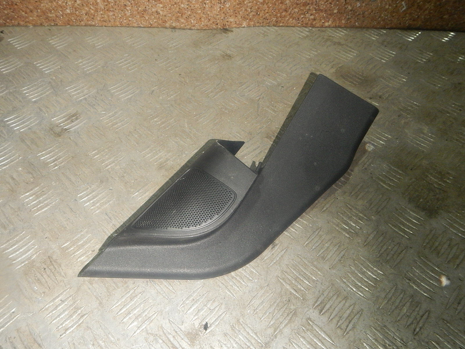 Б/У Уголок двери передней правой (внутренний), Ford (Форд)-FOCUS 2 (05-08) FORD FOCUS 2 (05-08) Под эл. зеркало Царапины ...