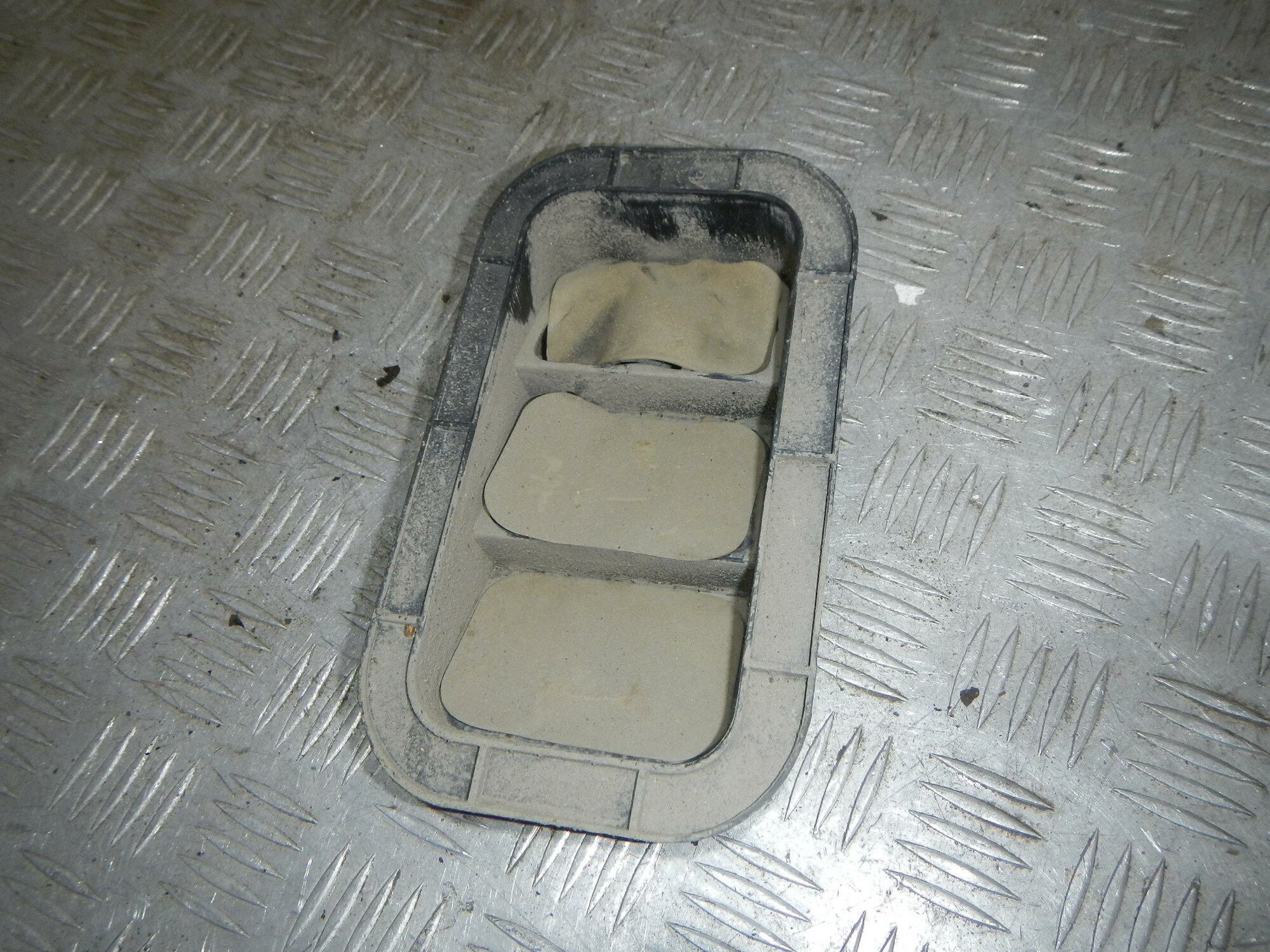 Б/У Решетка вентиляционная, Geely (Джили)-EMGRAND EC7 (09-13) GEELY EMGRAND EC7 (09-13) Хетчбэк. Деформирована 1 шторка. ...