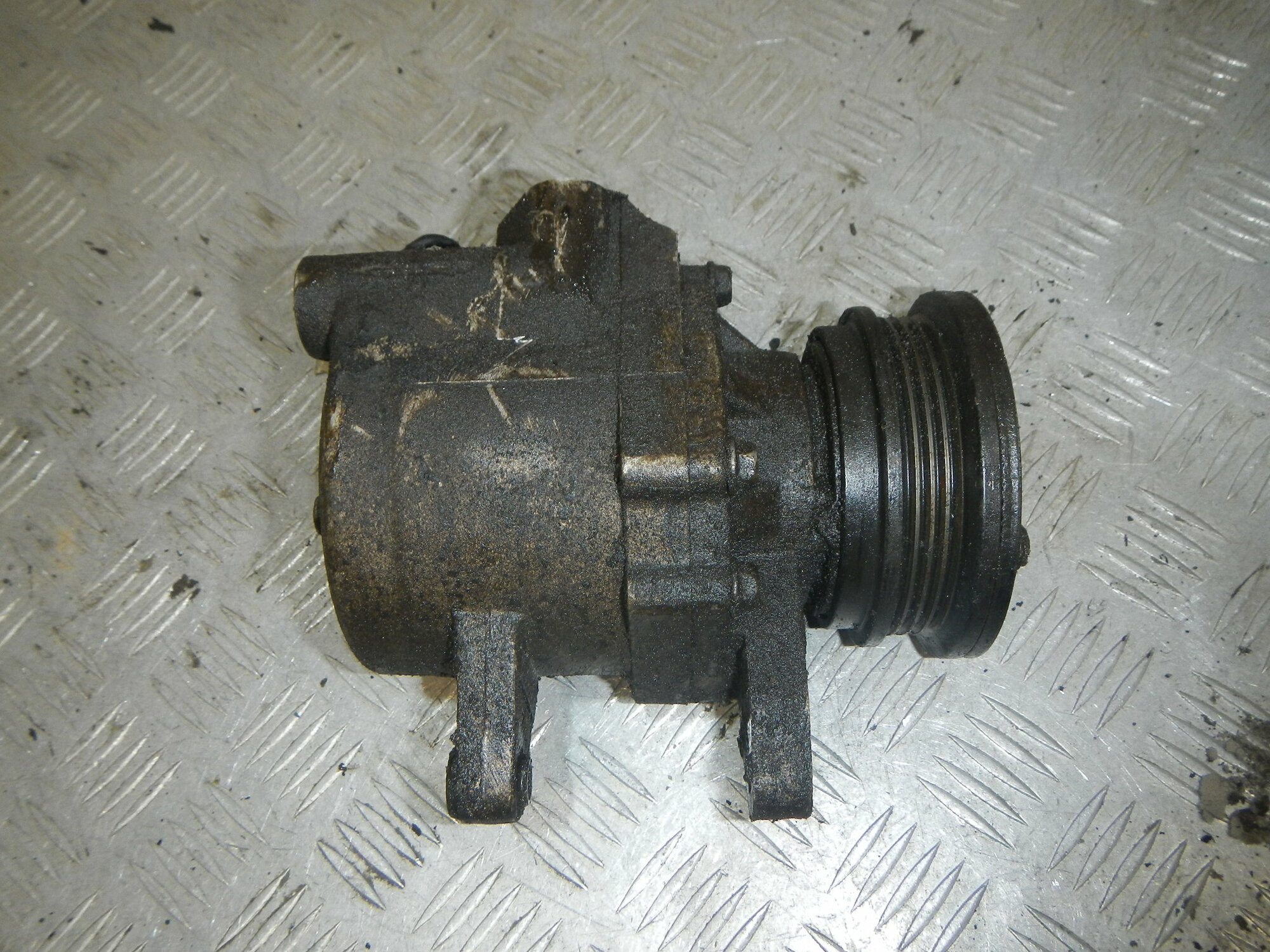 Б/У Компрессор кондиционера, Chery (Чери)-INDIS (11-15) Chery INDIS (11-15) Отколот кусок корпуса. 537211 CHERY арт. S18...