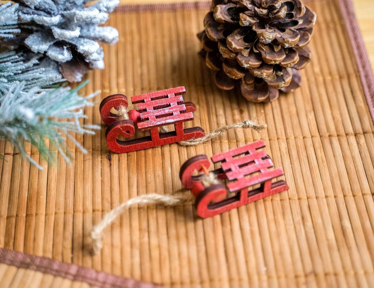 Набор деревянных ёлочных игрушек винтажные саночки, красные, 6 см, 2 шт, Breitner 22-2365