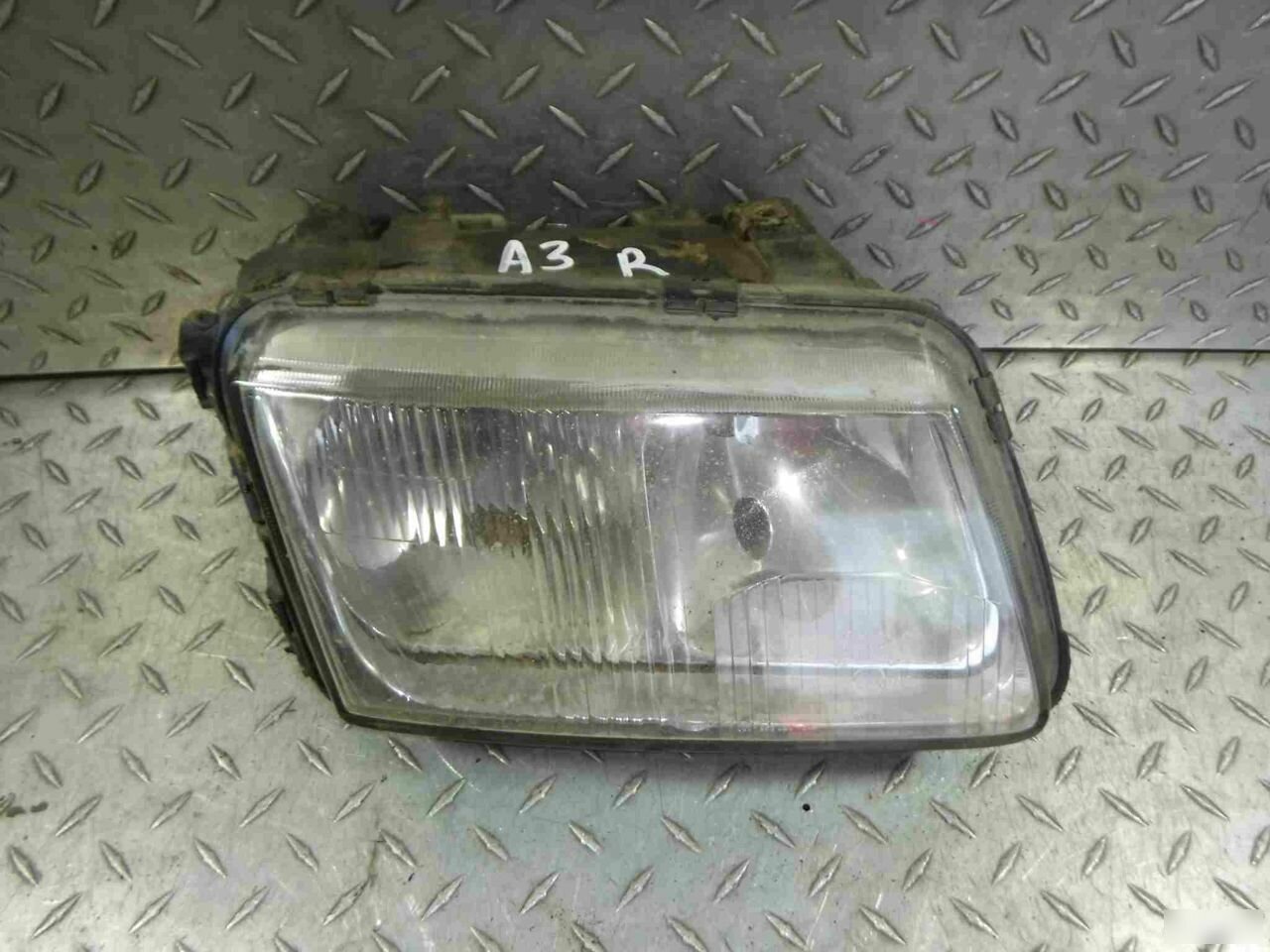 Фара правая Audi A3 8L (1996—2000) 8L0941030