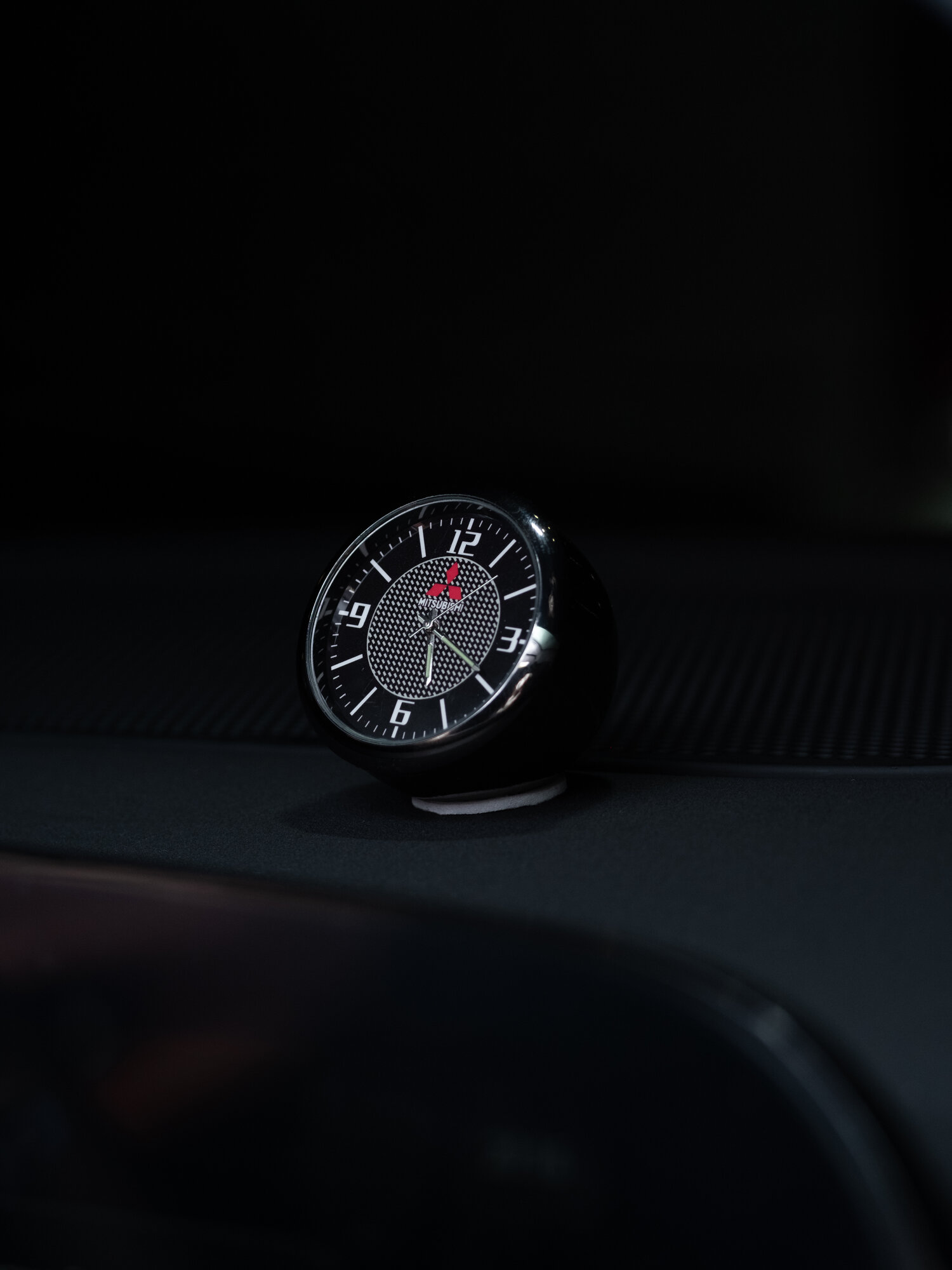 Часы в салон автомобиля Митсубиси