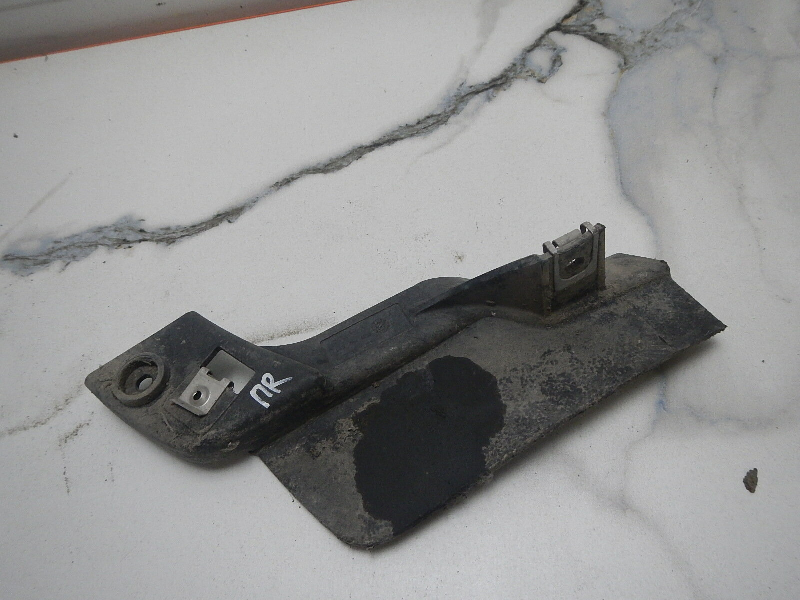 Б/У Брызговик передний правый, Audi (Ауди)-A8 (D4) (11-18) AUDI A8 (D4) (11-18) перед колесом Царапины. 625107 VAG арт. 4...