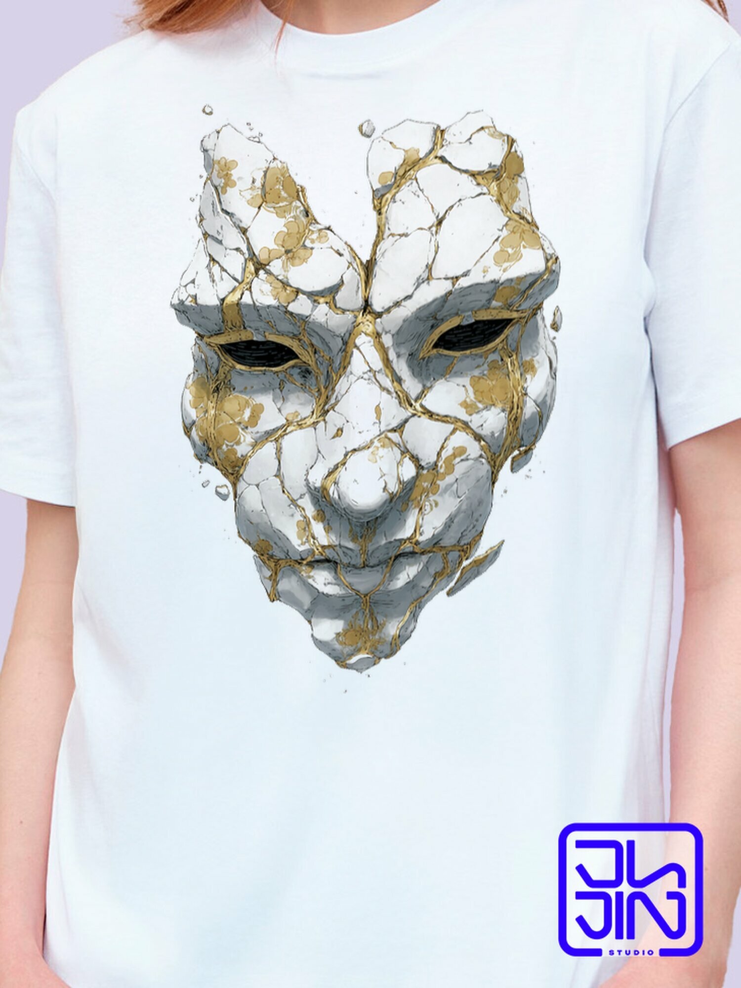 Футболка классическая женская с авторским принтом Маска абстрактная белая с желтыми трещинами, лицо таинственное и выразительное, белый хлопковый трикотаж с прикольным рисунком на груди