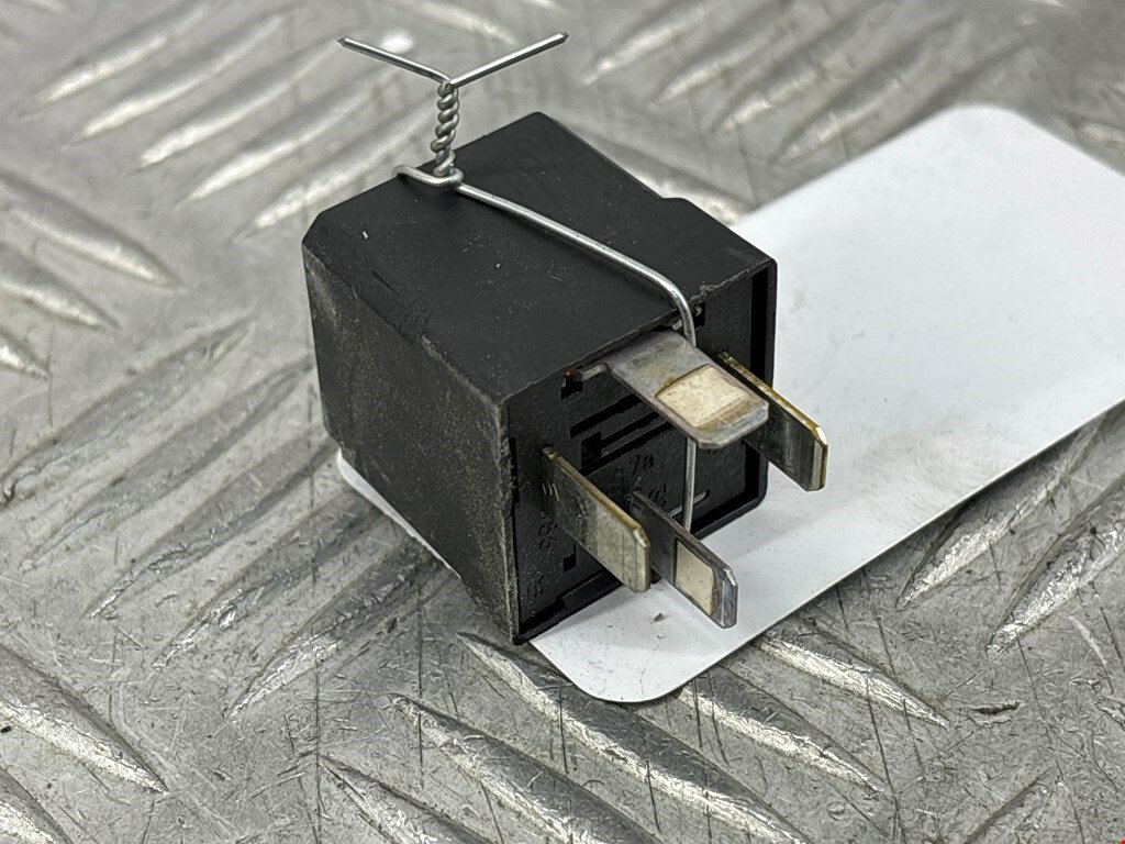 Реле Jeep Commander 04692181AA арт. 2088274