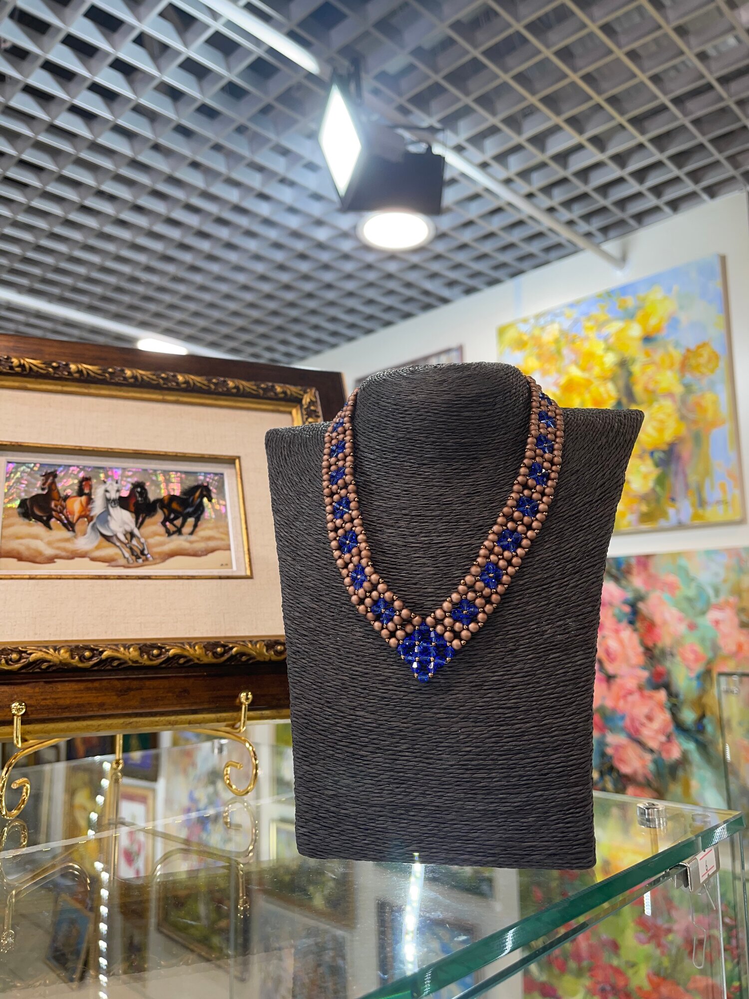 Колье Jewellery by Marina Orlova, стекло, жемчуг имитация, длина 42 см, коричневый — фото 1