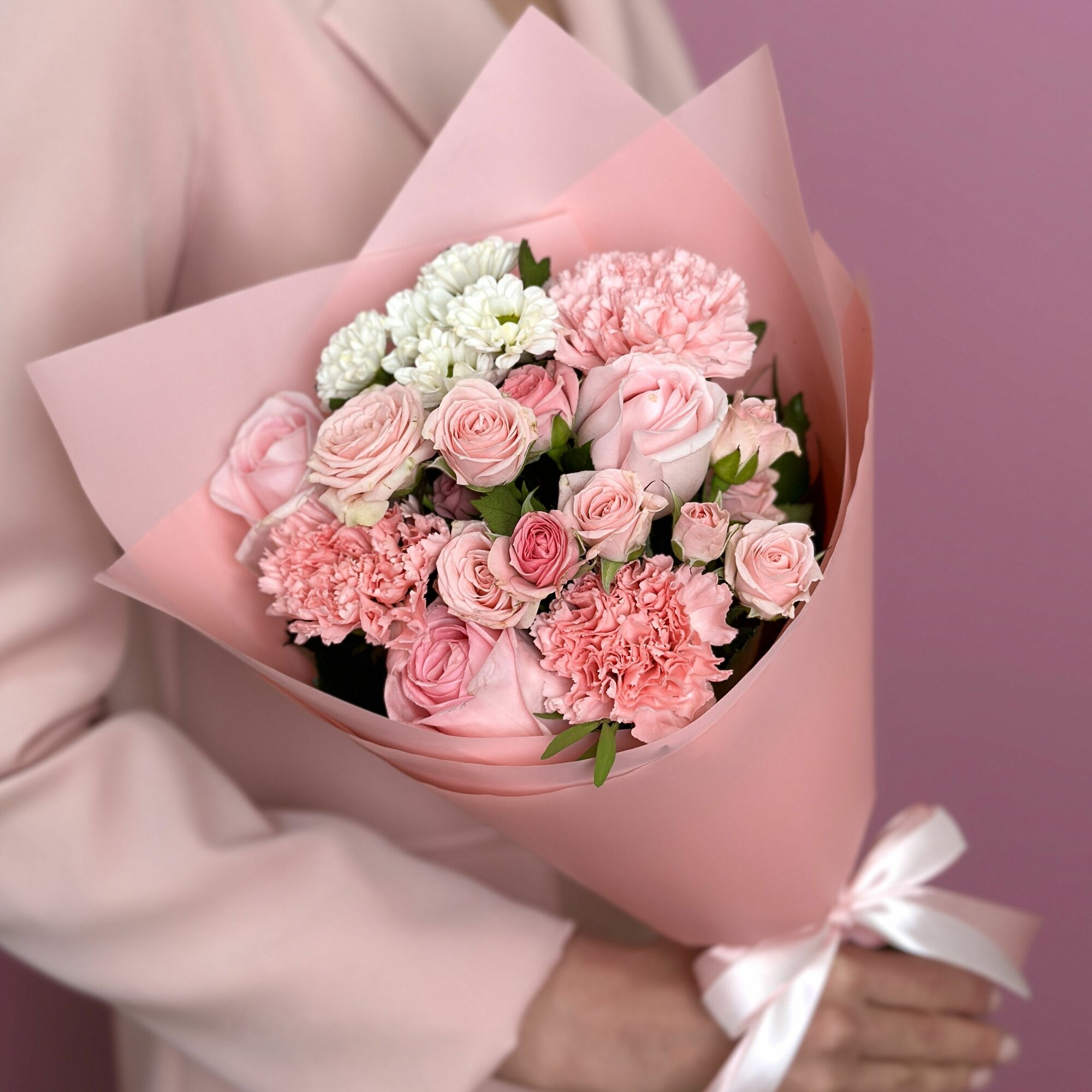 Цветы живые букет из роз, кустовых гвоздик и хризантемы в упаковке с лентой "Розовая идиллия" Flor2u