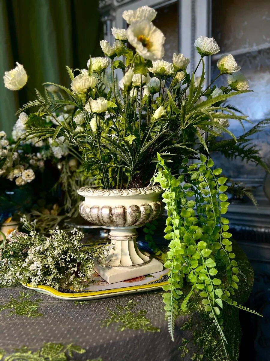 Ваза AJOURELE F-032-S, настольная, на ножке, полистоун, 23см, цвет кремовый