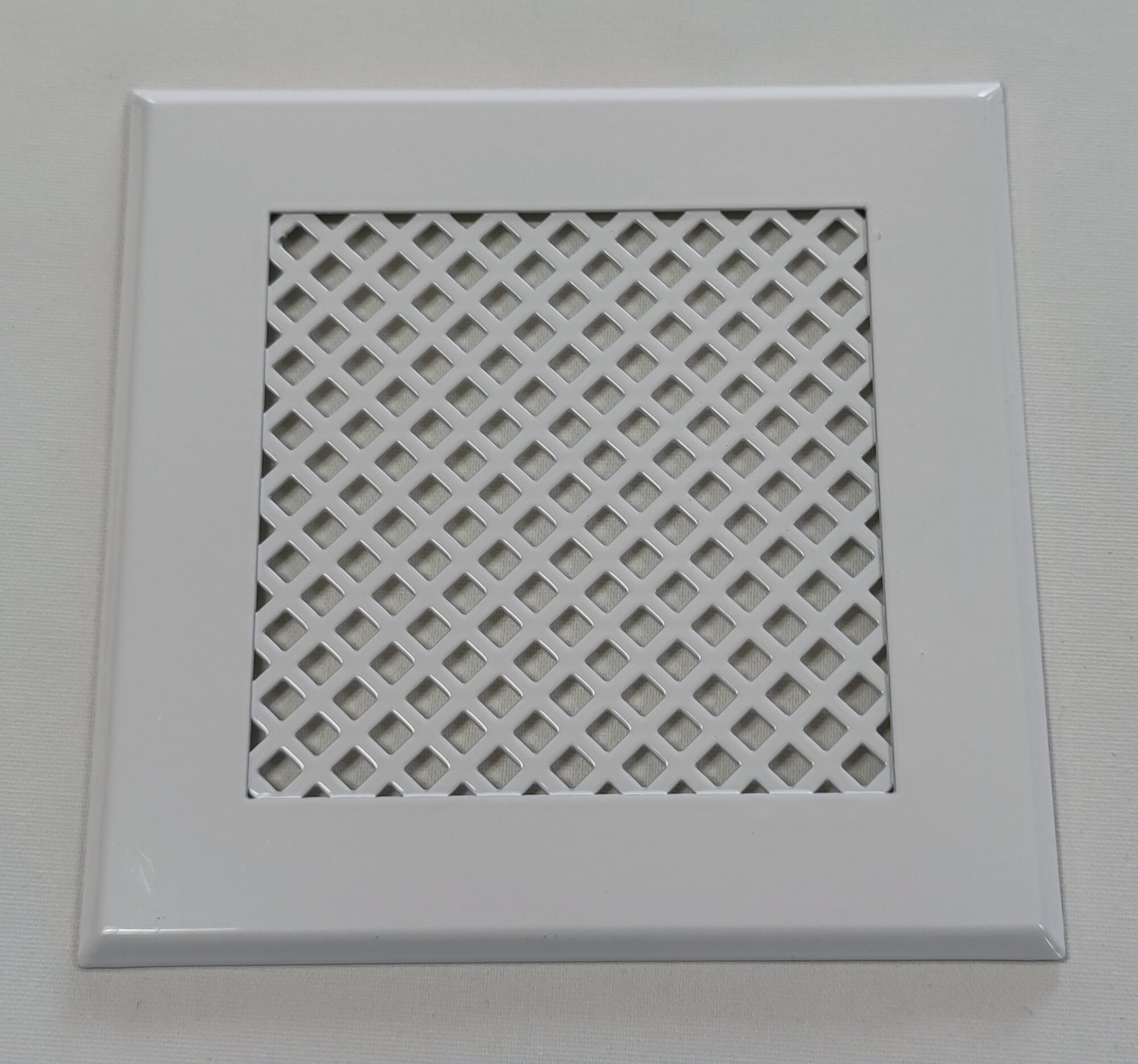 Решетка Плоская с подгибом Штамп 150х150мм, на магнитах, перфорация Ромб 5-8, Белый.