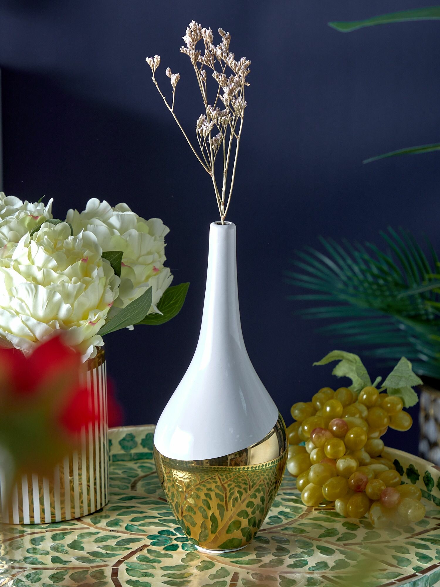 1068 Ваза настольная 11х11х28см, керамика, белая с золотом, Glasar