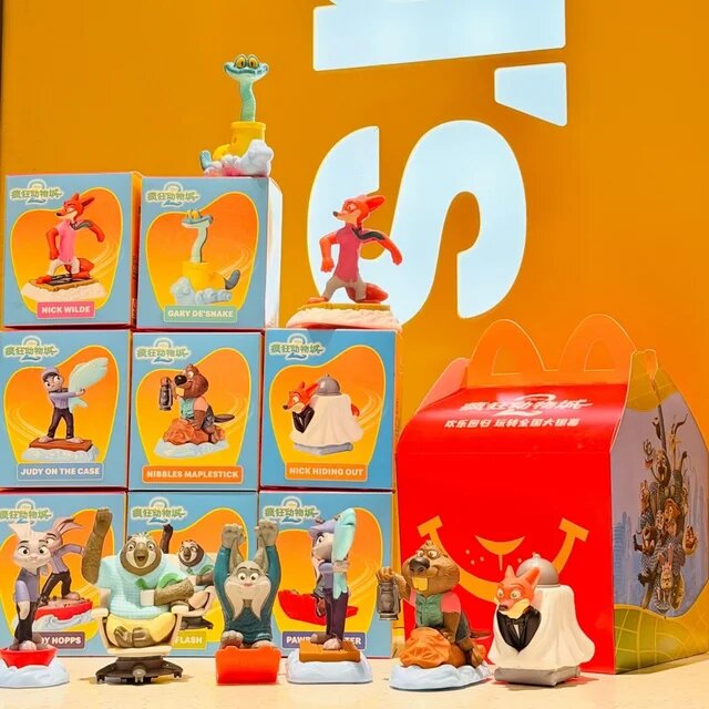 Игрушки для Happy Meal от McDonald's «Зверополис 2» 2025 года, в том числе коллекционные игрушки Ник, Джуди, Флэш, Гэри, Нибулл и Паберт, украшения для рабочего стола и подарки.