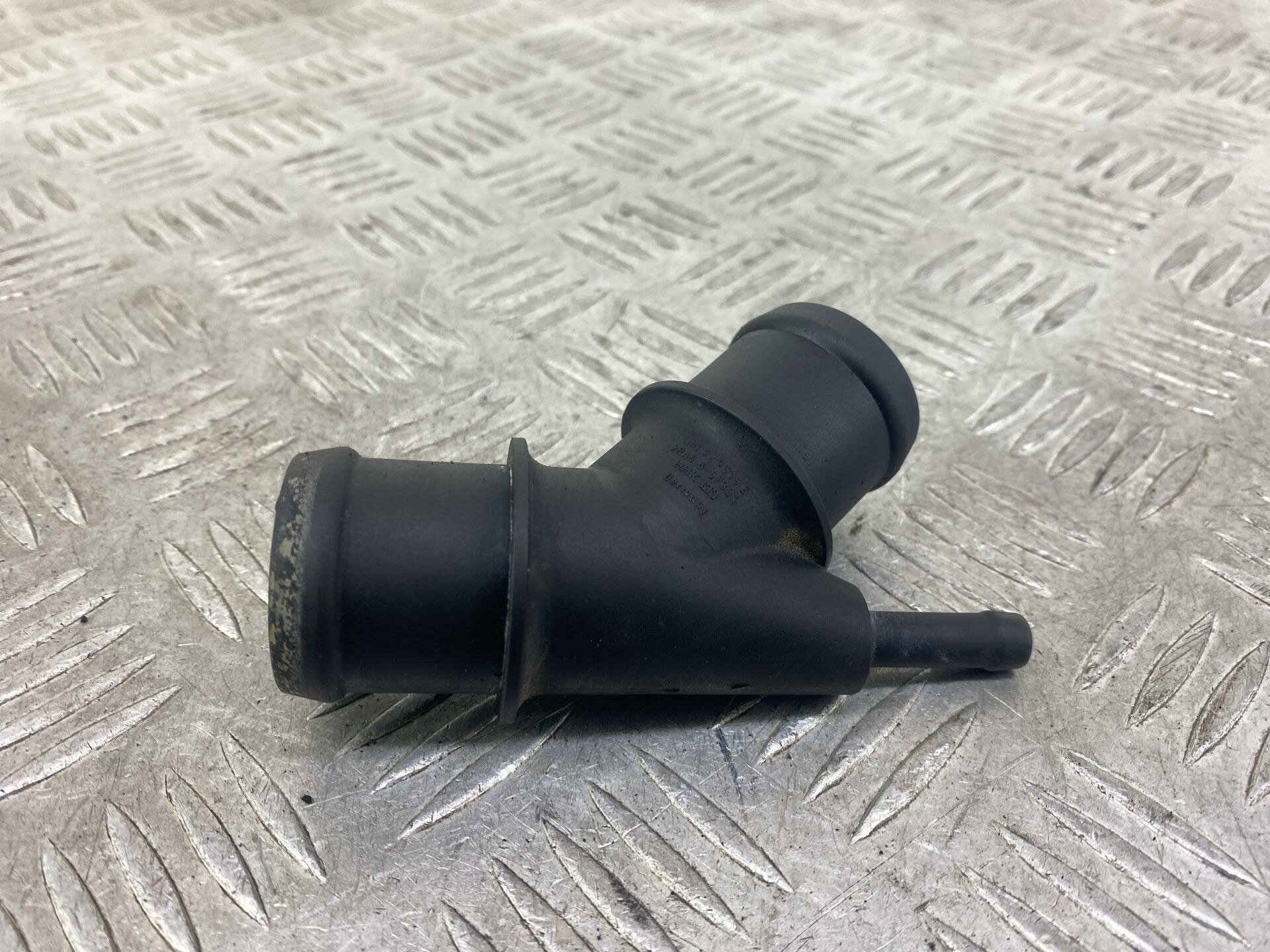 Фланец (тройник) системы охлаждения Volkswagen Lupo (1998 - 2005) 1HO121619E