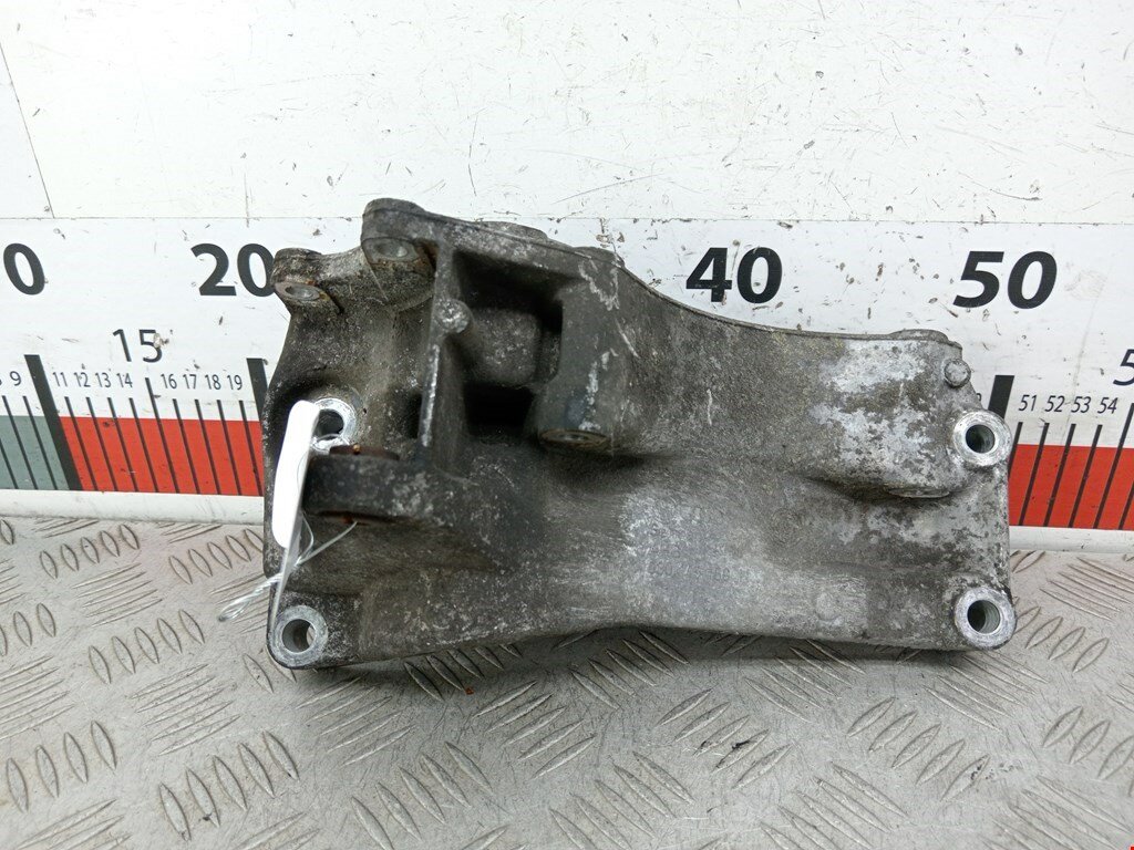 Кронштейн генератора Volkswagen Polo 3 030145167D арт. 2188945