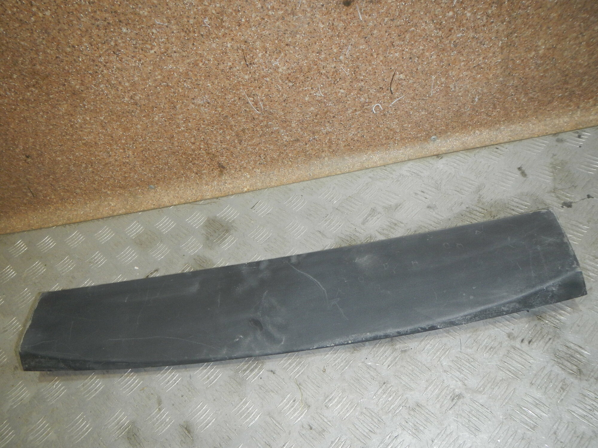 Б/У Обшивка двери багажника, Citroen (Ситроен)-C4 (11-) CITROEN C4 (11-) верхняя Царапины, сломано крепление. 538120 Peug...