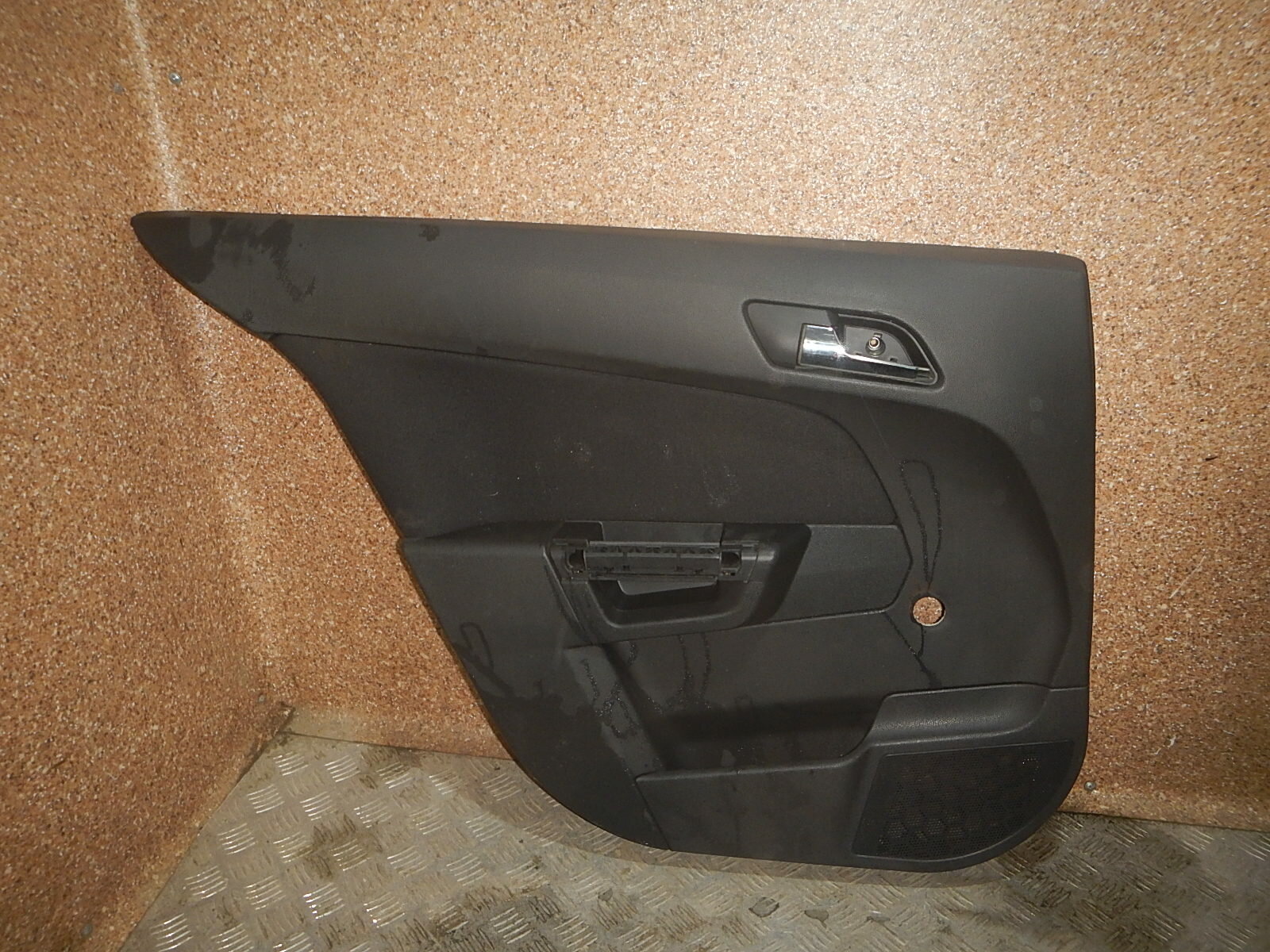 Б/У Обшивка двери задней левой, Opel (Опель)-ASTRA H (04-) OPEL ASTRA H (04-) Новая,царапины. 322652 GENERAL MOTORS арт....