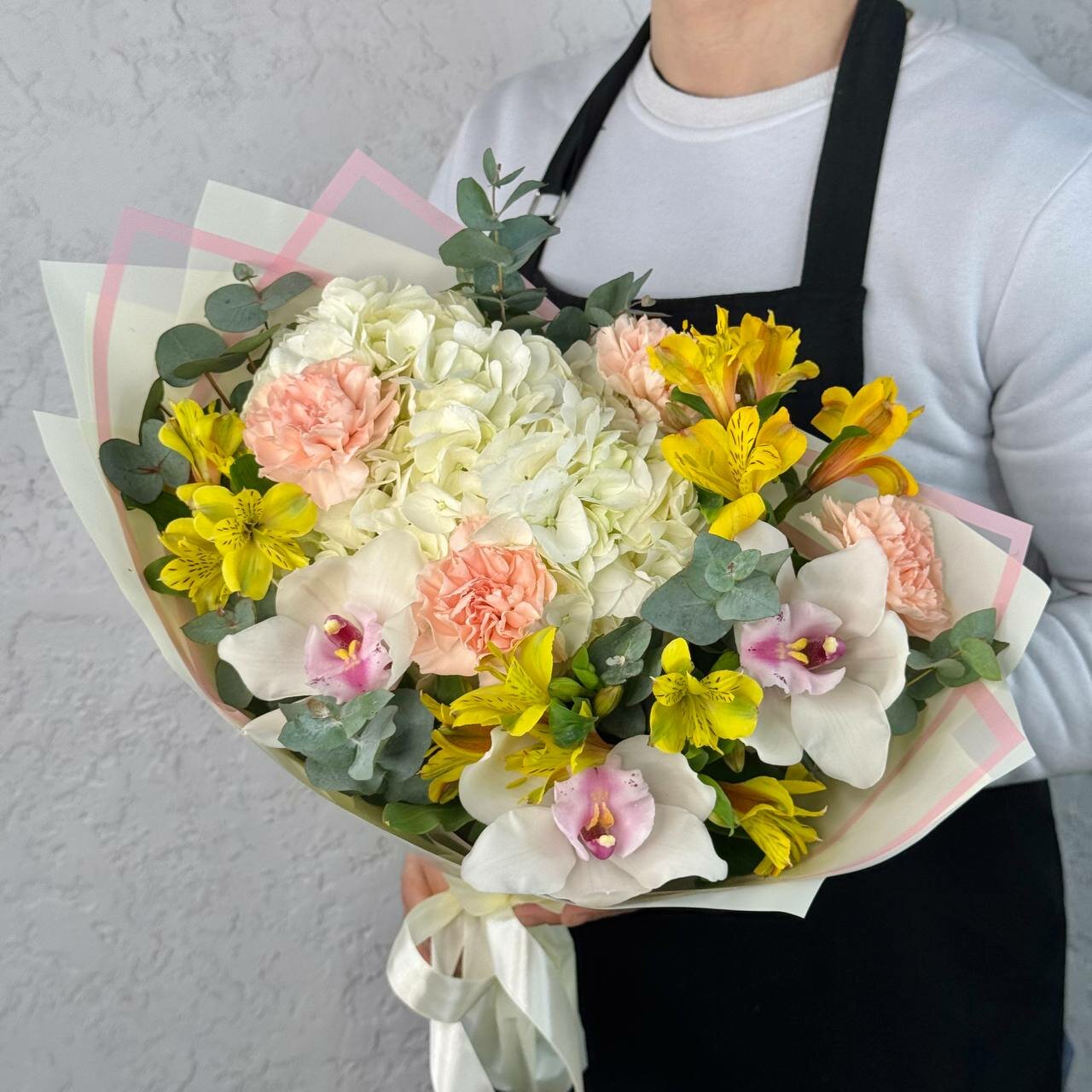Букет Rybe-Flowers, альстромери, орхидеи, гортензии, диантусы, рускус, эвкалипт, 11 цветов