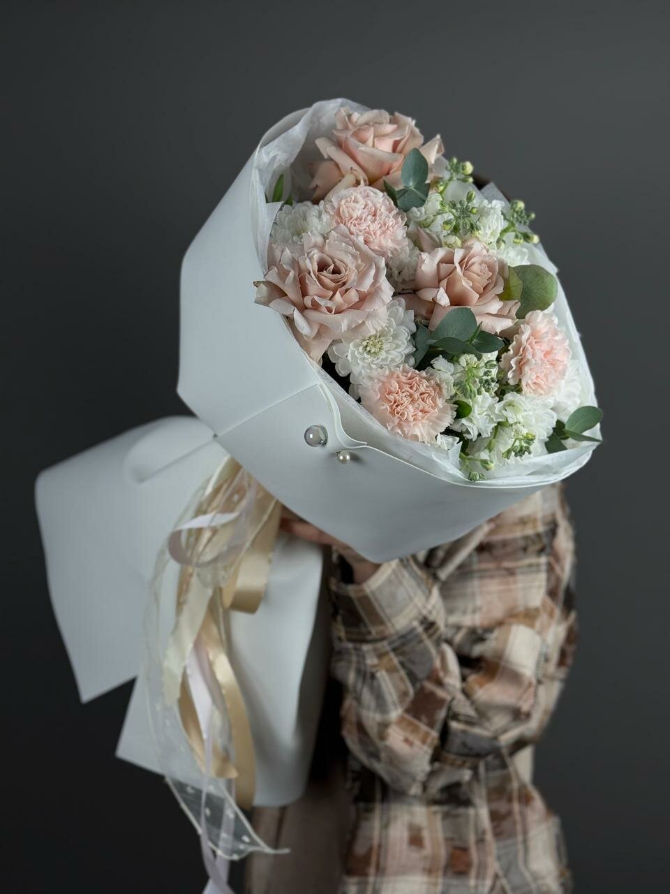 Букет с кофейными французкими розами, ароматной маттилой и диантусами