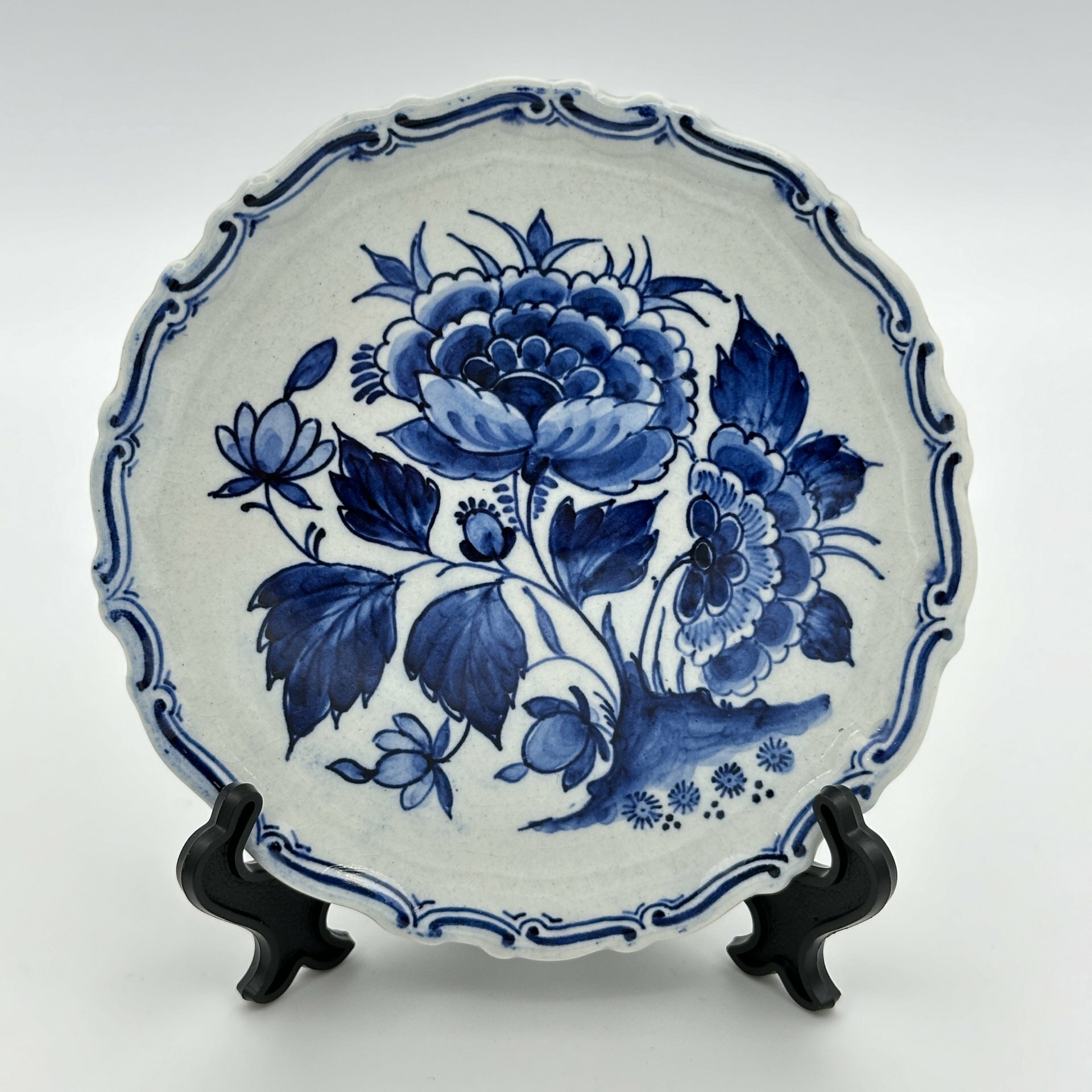 Настенная розетка (тарелка) с изображением цветочного куста и орнаментом по борту