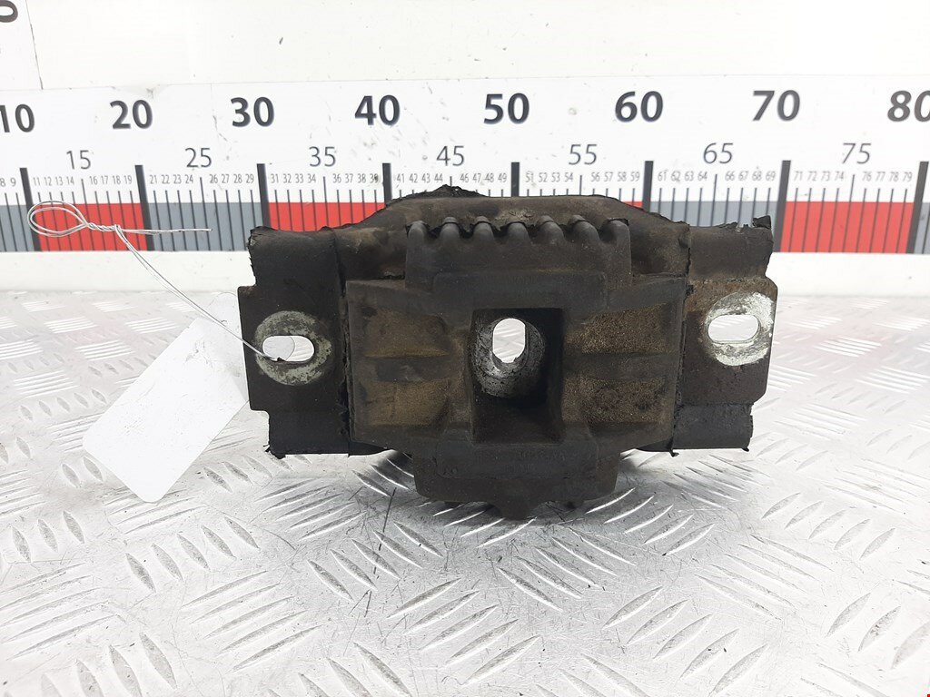 Кронштейн (крепление лапа траверса) кпп Ford Fiesta 5 2S617M125AC арт. 1824254