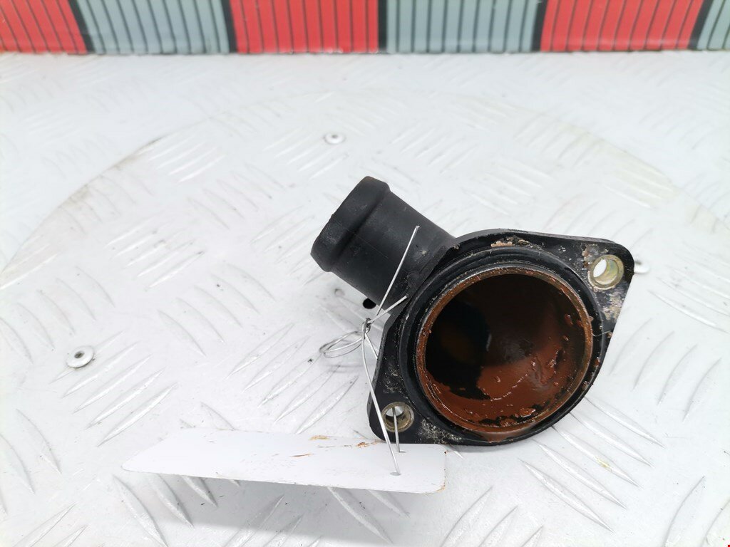 Корпус термостата Audi A4 B5 030121121B арт. 1654821