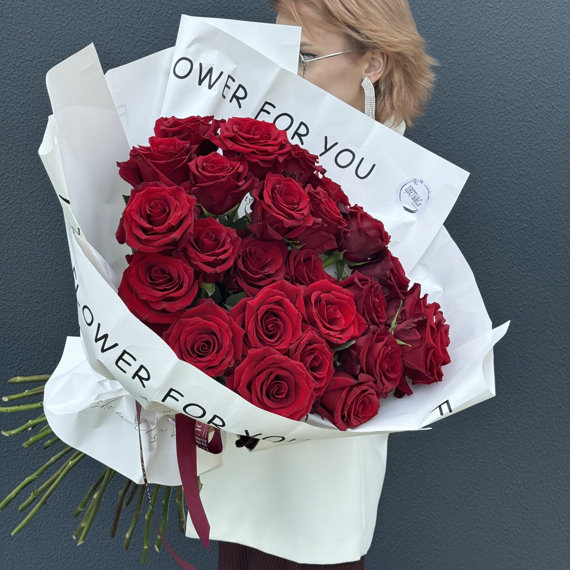 Цветы живые, яркий букет из 25 красных роз "Бордовая симфония"