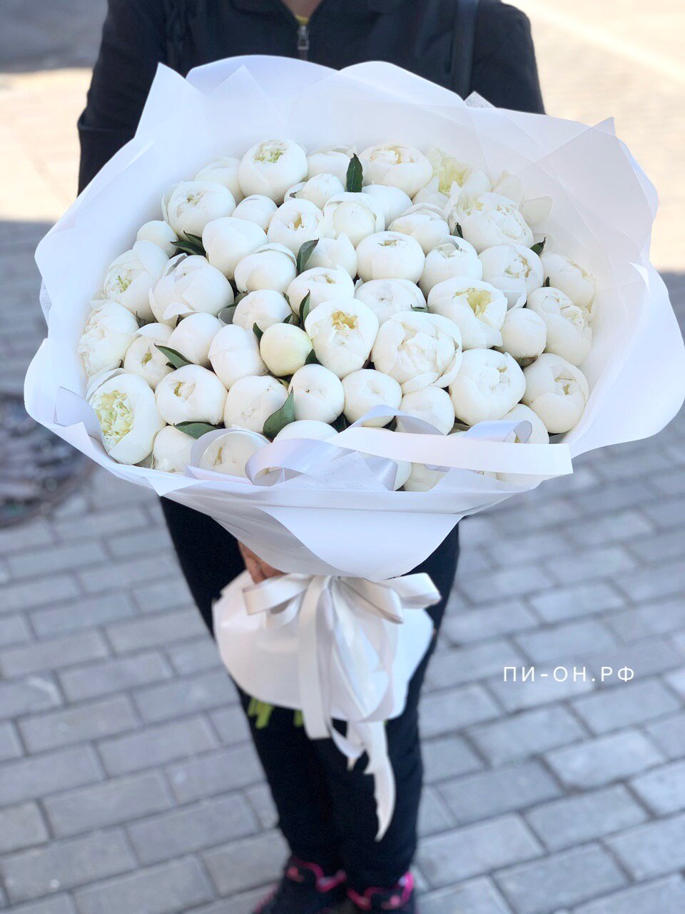 Букет из белых ароматных пионов, 51 шт, белые пионы Дюшес, в стильной упаковке