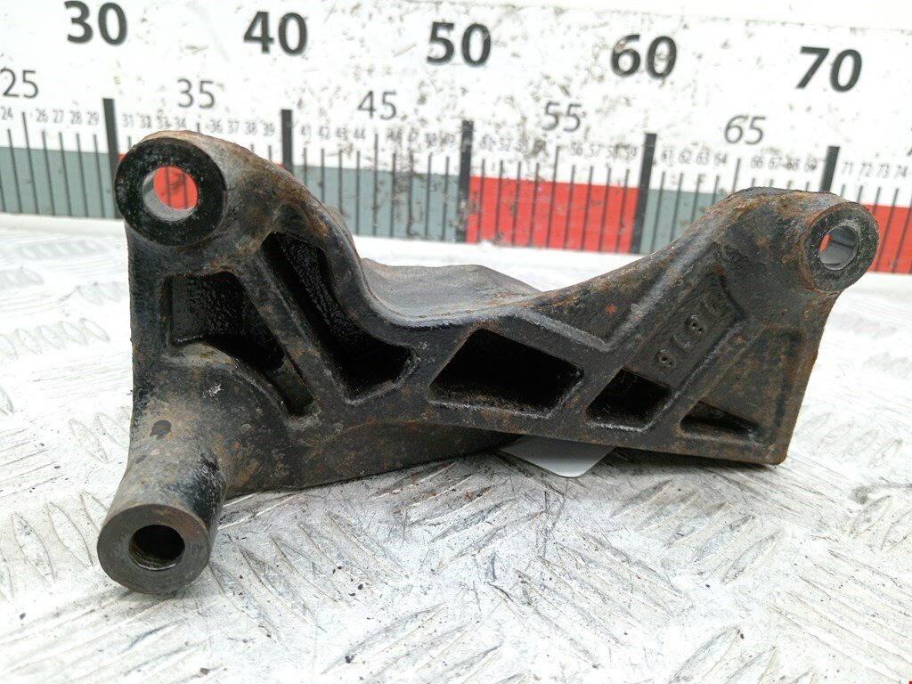 Кронштейн (крепление лапа) двигателя Opel Astra H 13189381 арт. 2181171
