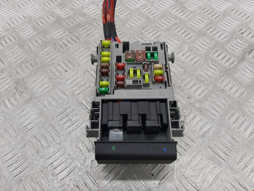 Блок предохранителей Opel Astra J 13222786 арт. 1832029