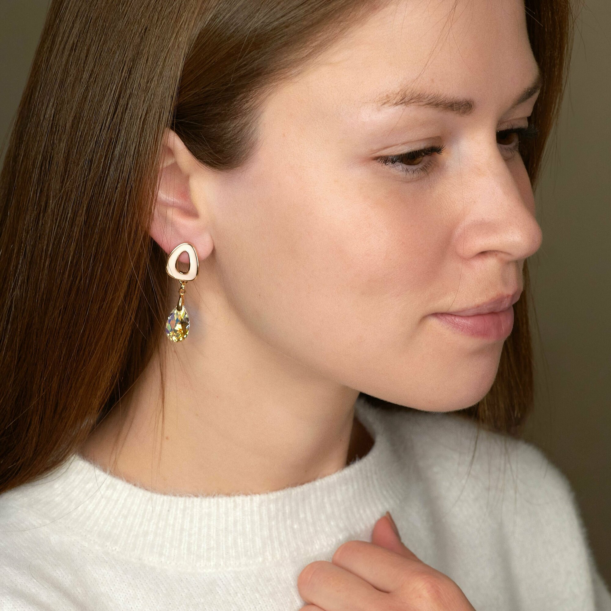 Серьги с подвесками, кристаллы Swarovski, эмаль