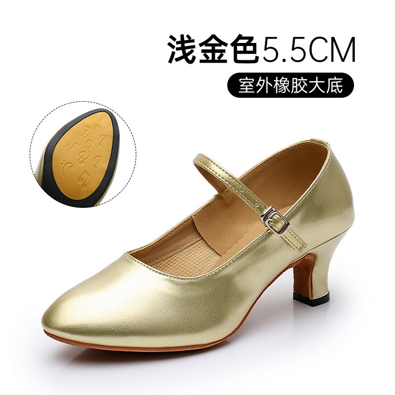 Спортивные туфли