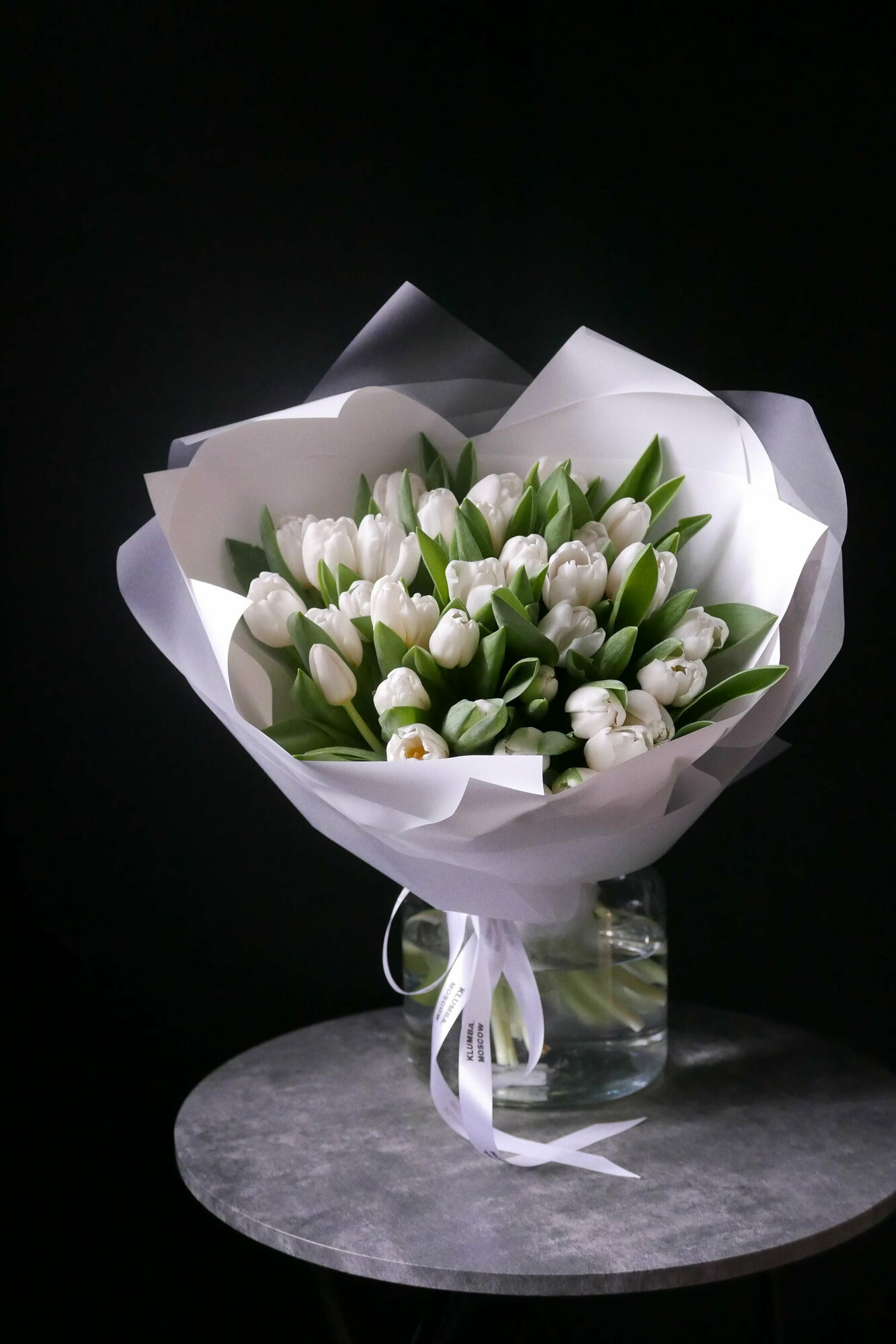 Букет из 35 белых тюльпанов от студии цветов klumba.moscow, аквабокс
