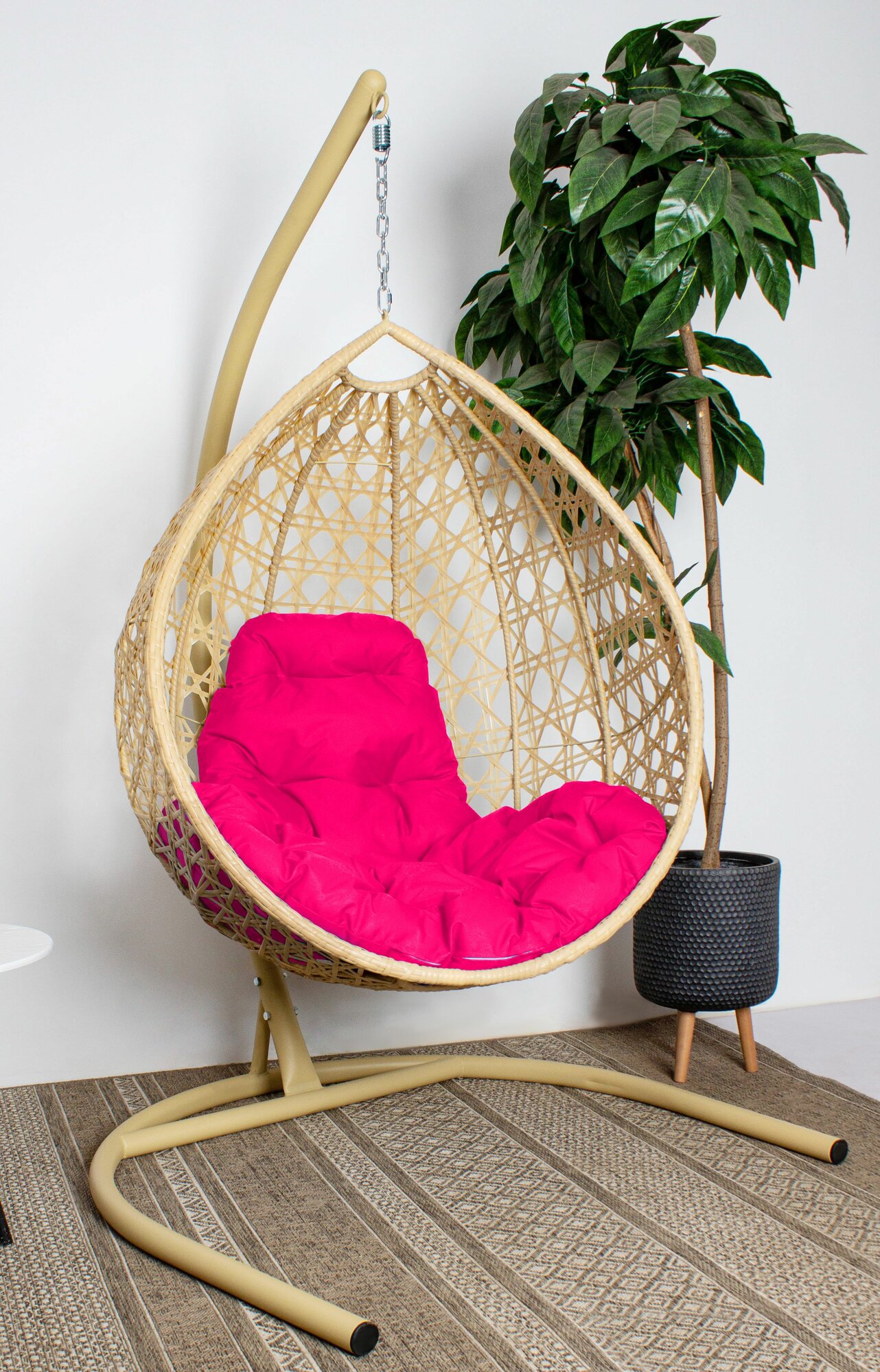 Подвесное кресло капля люкс, с ротангом бежевое, розовая подушка